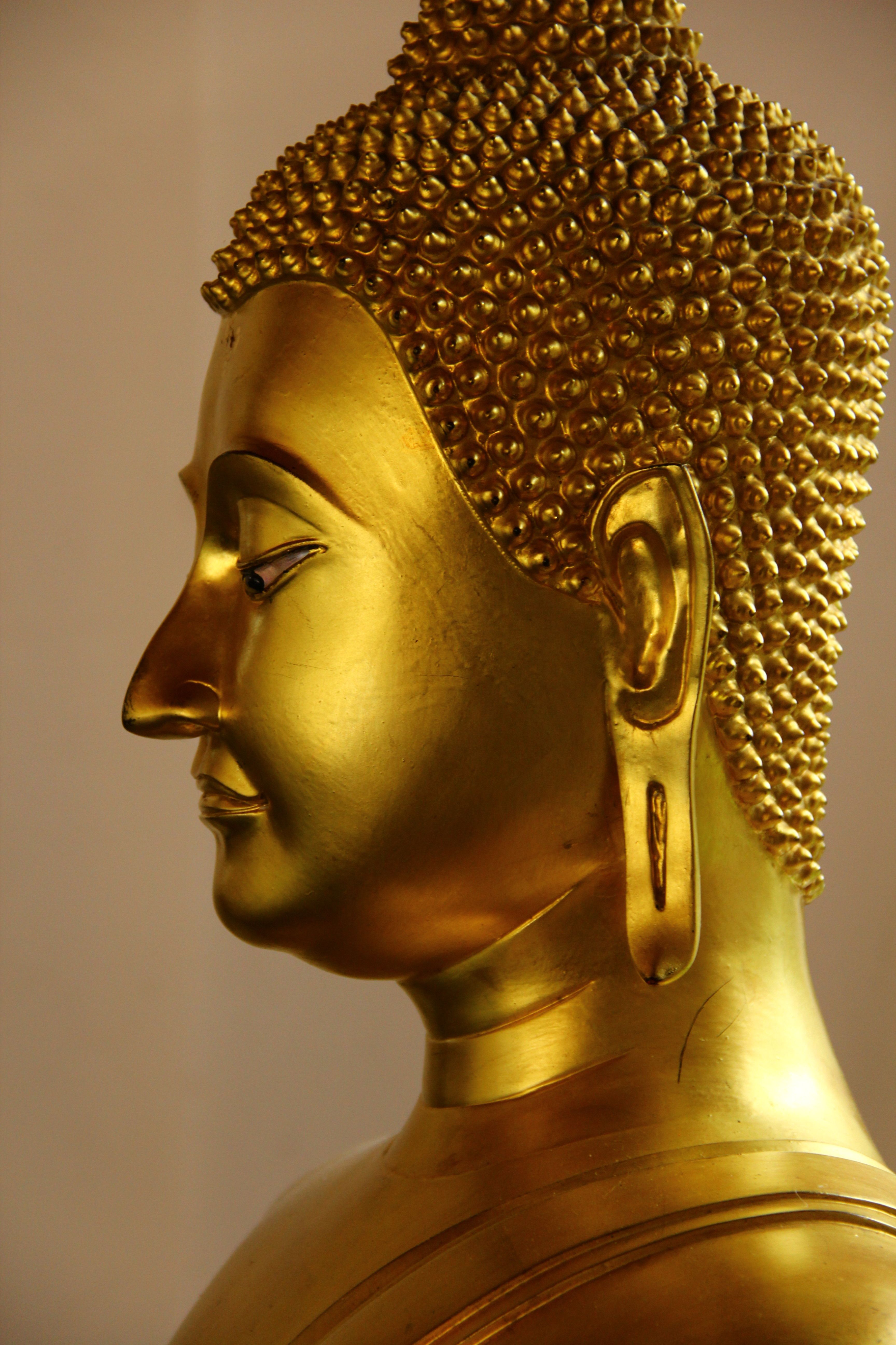 Golden Buddha Statue Profile in Warm Light · Free Stock Photo