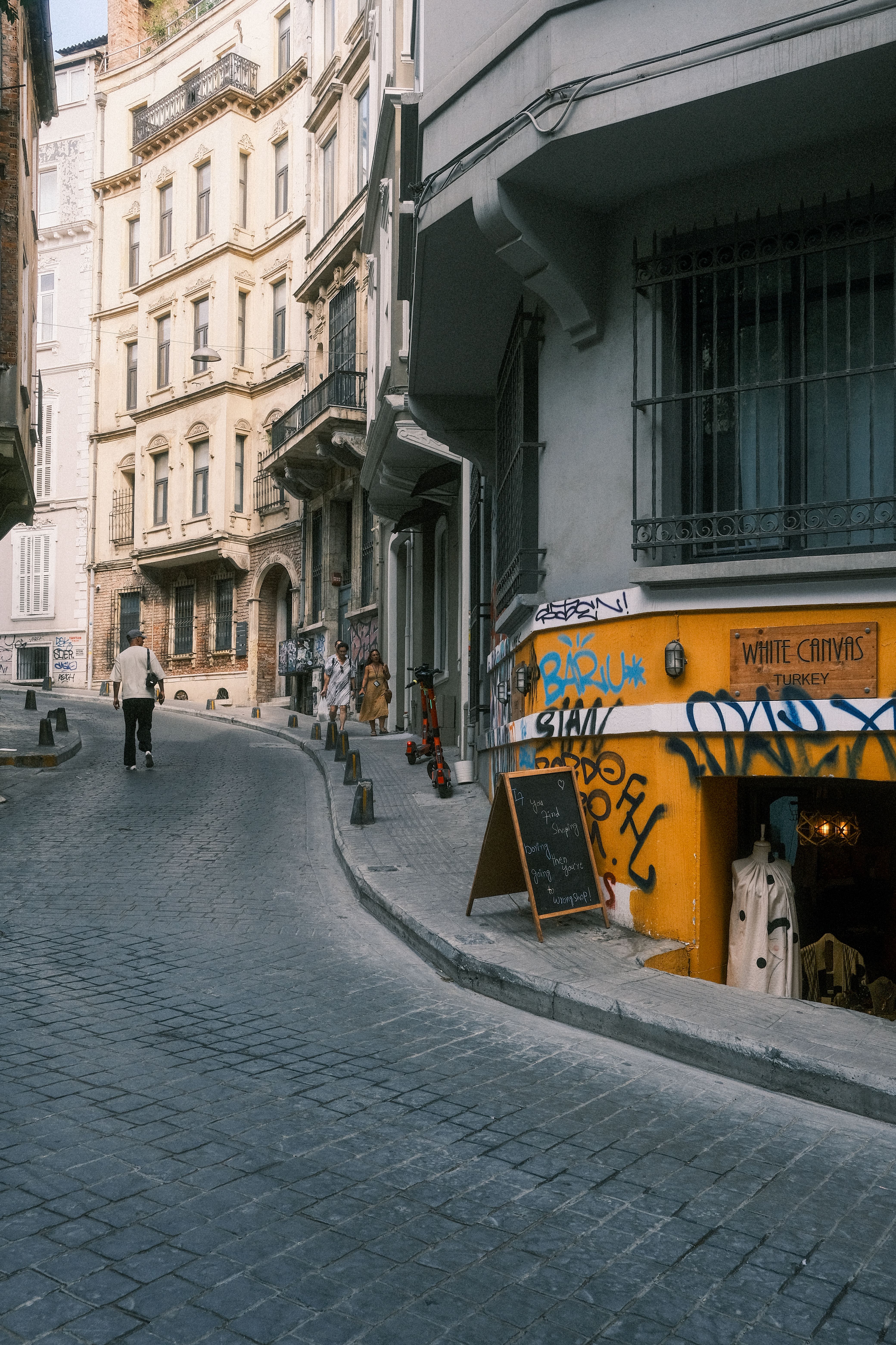 Charming Istanbul Street View with Historic Architecture · Free Stock Photo
