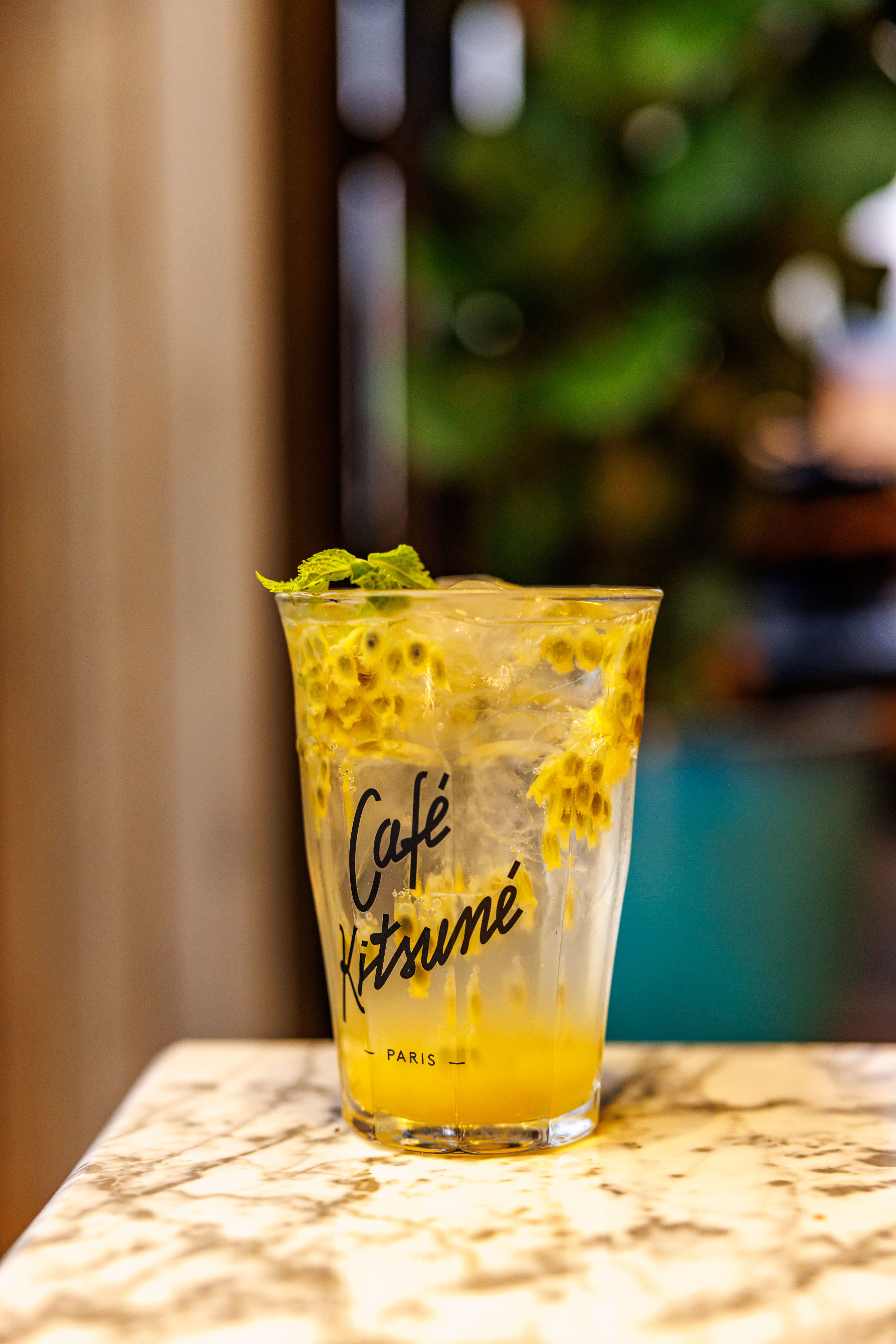 Bebida Refrescante De Maracuyá En Café Kitsuné · Foto de stock gratuita