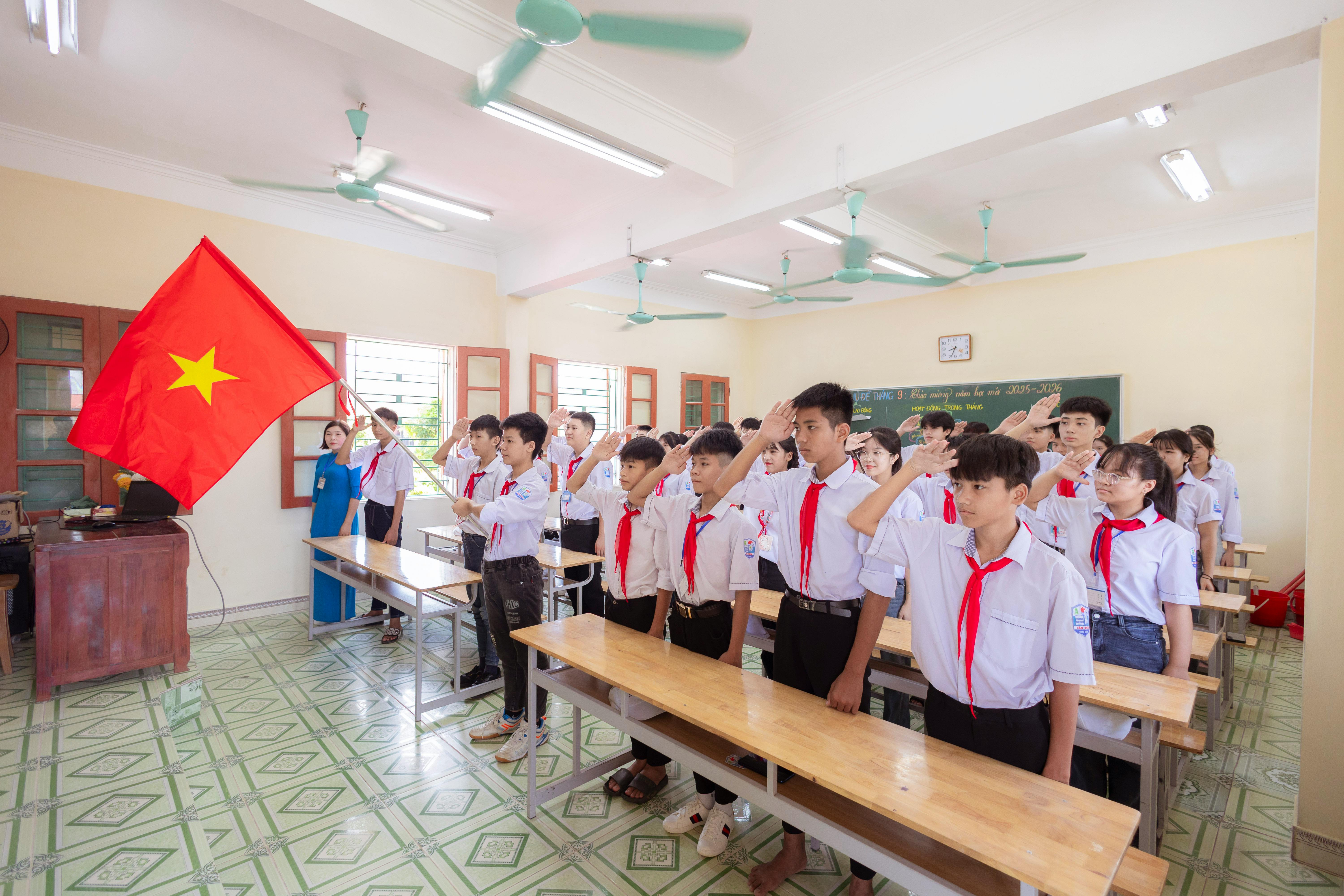 Học Sinh Việt Nam Chào Cờ Trong Lễ Tốt Nghiệp · Ảnh có sẵn miễn phí