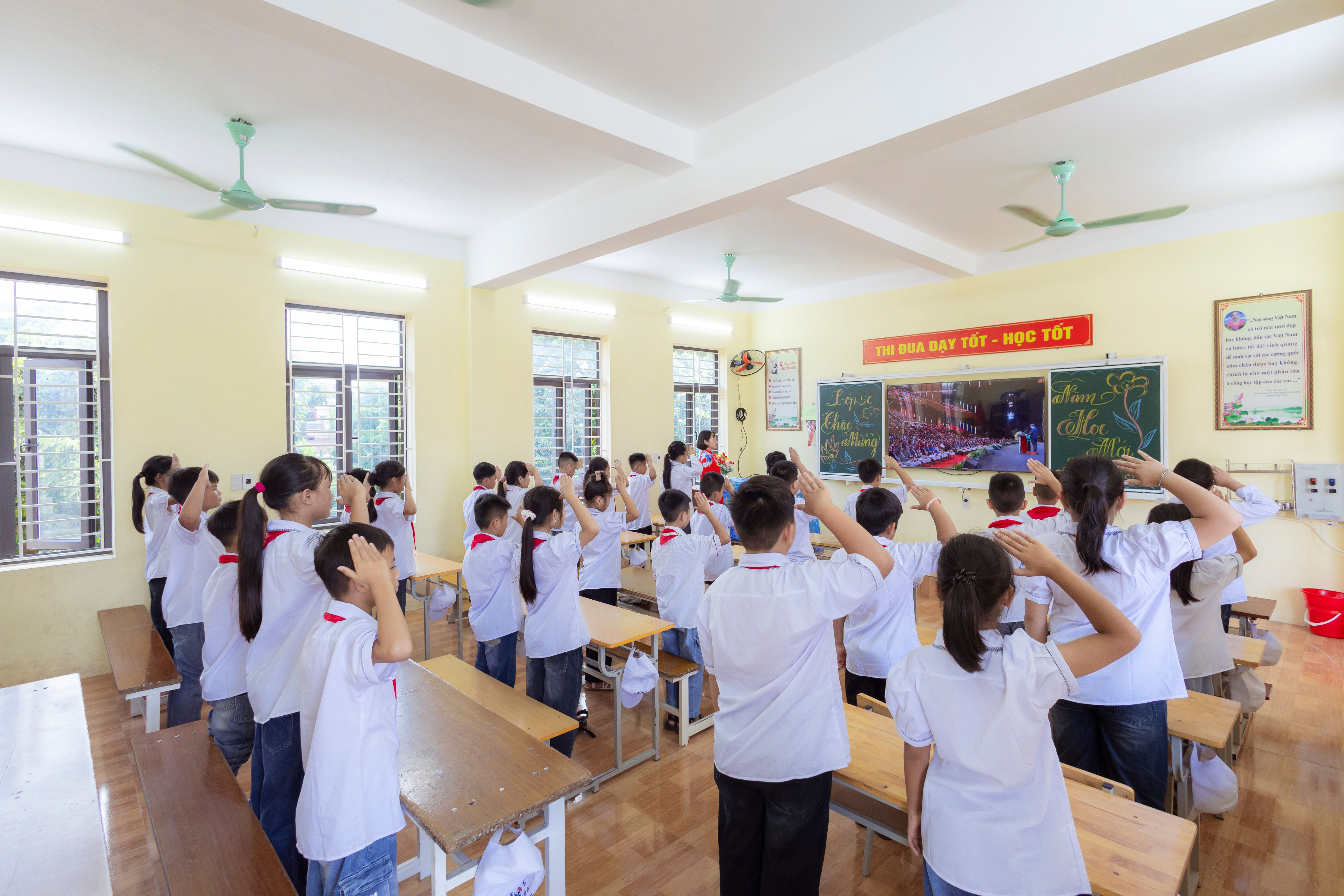 Teacher with Learners in Classroom · Free Stock Photo