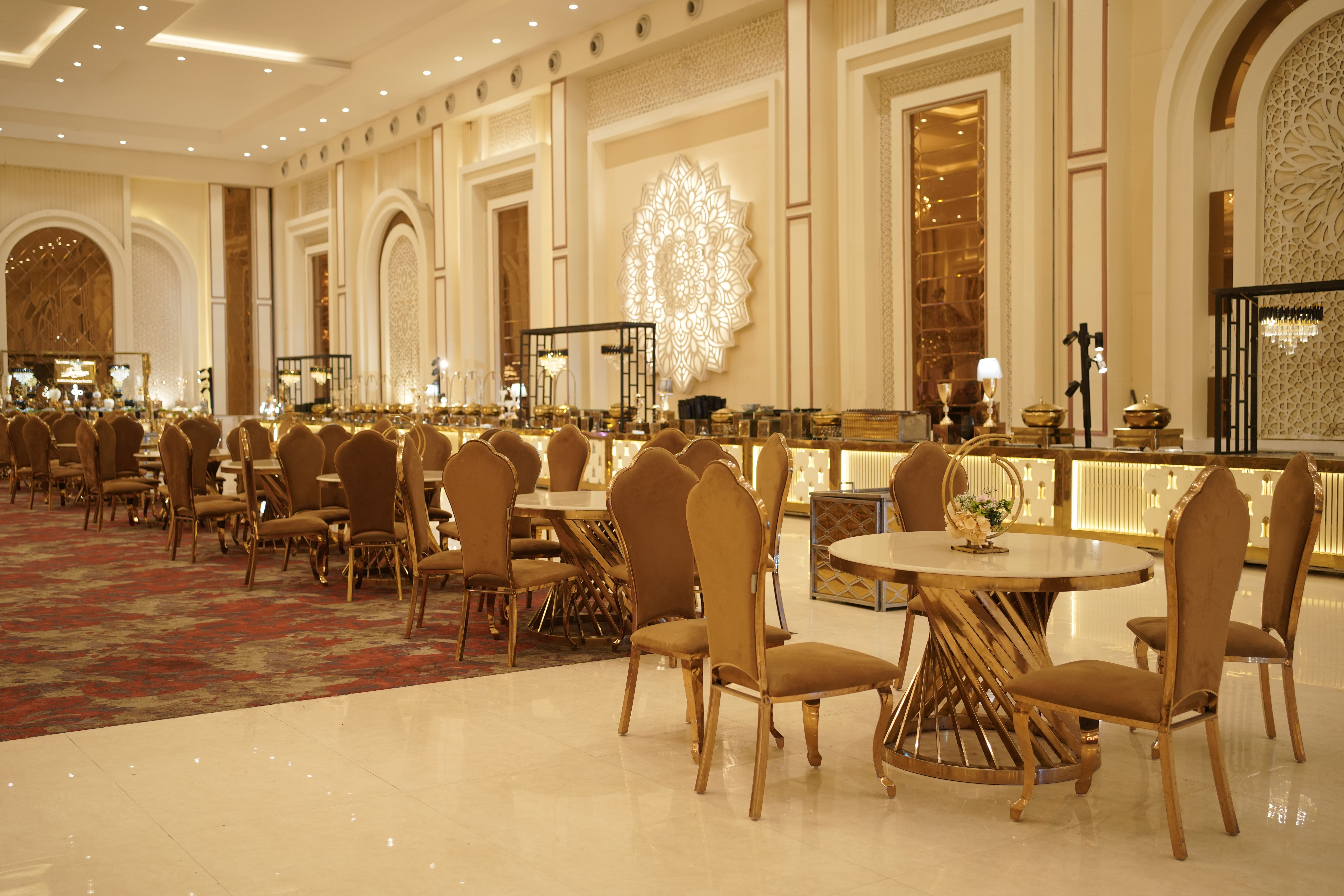 Elegant Empty Banquet Hall with Luxurious Decor · Free Stock Photo