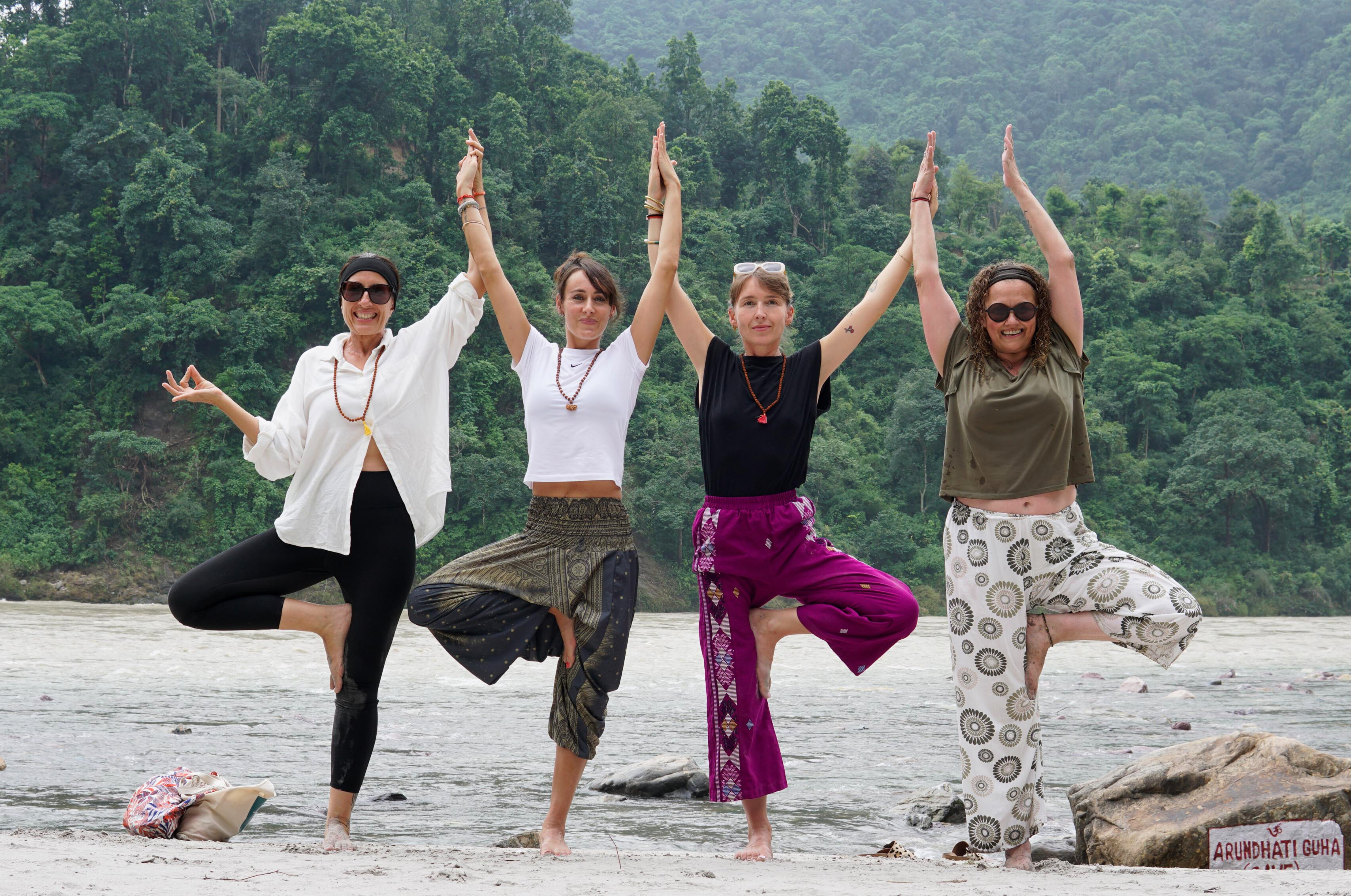 Mujeres Practicando Yoga En La Playa De Uttarakhand · Foto de stock ...