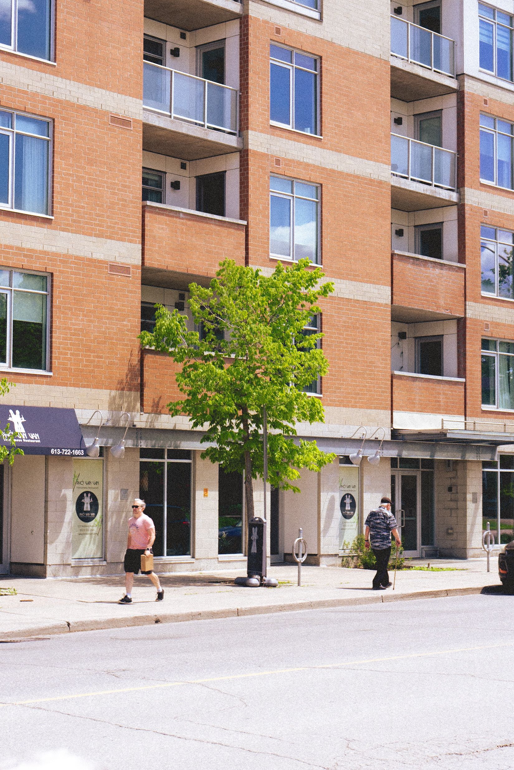 Urban Street Scene with Residential Building · Free Stock Photo