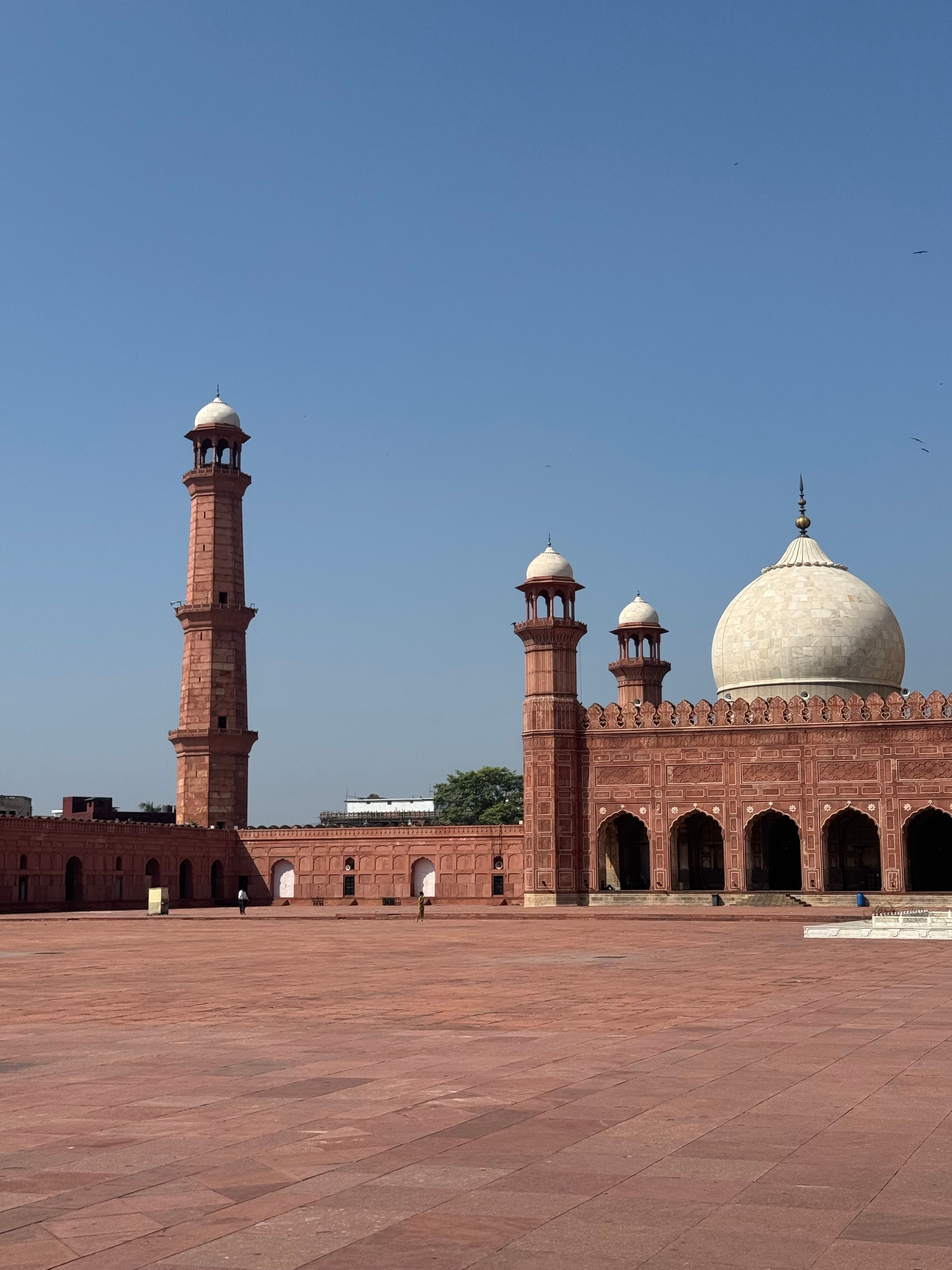 Majestic View of Badshahi Mosque in Lahore · Free Stock Photo