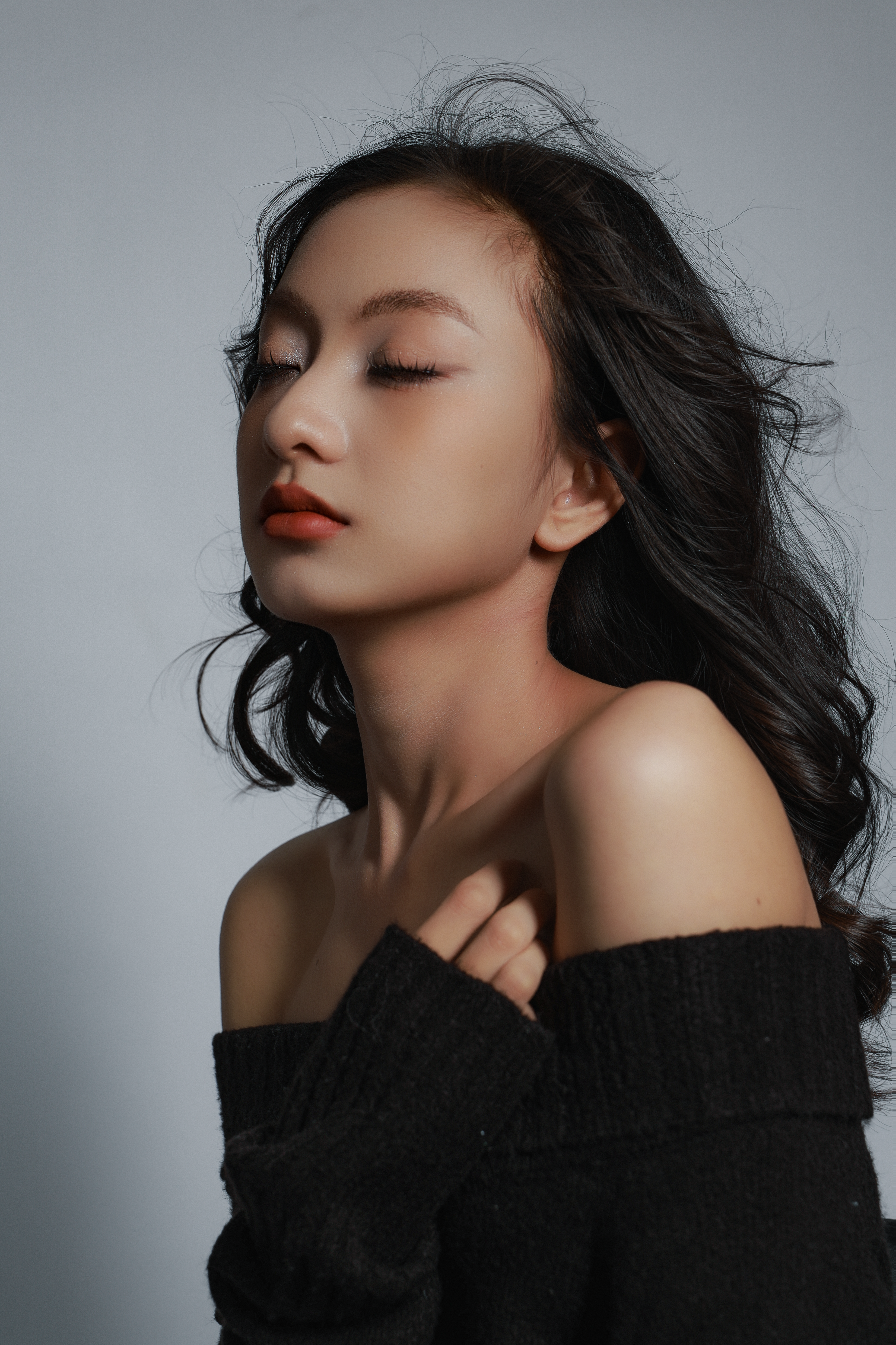 Young Woman in Stylish Portrait with Closed Eyes · Free Stock Photo