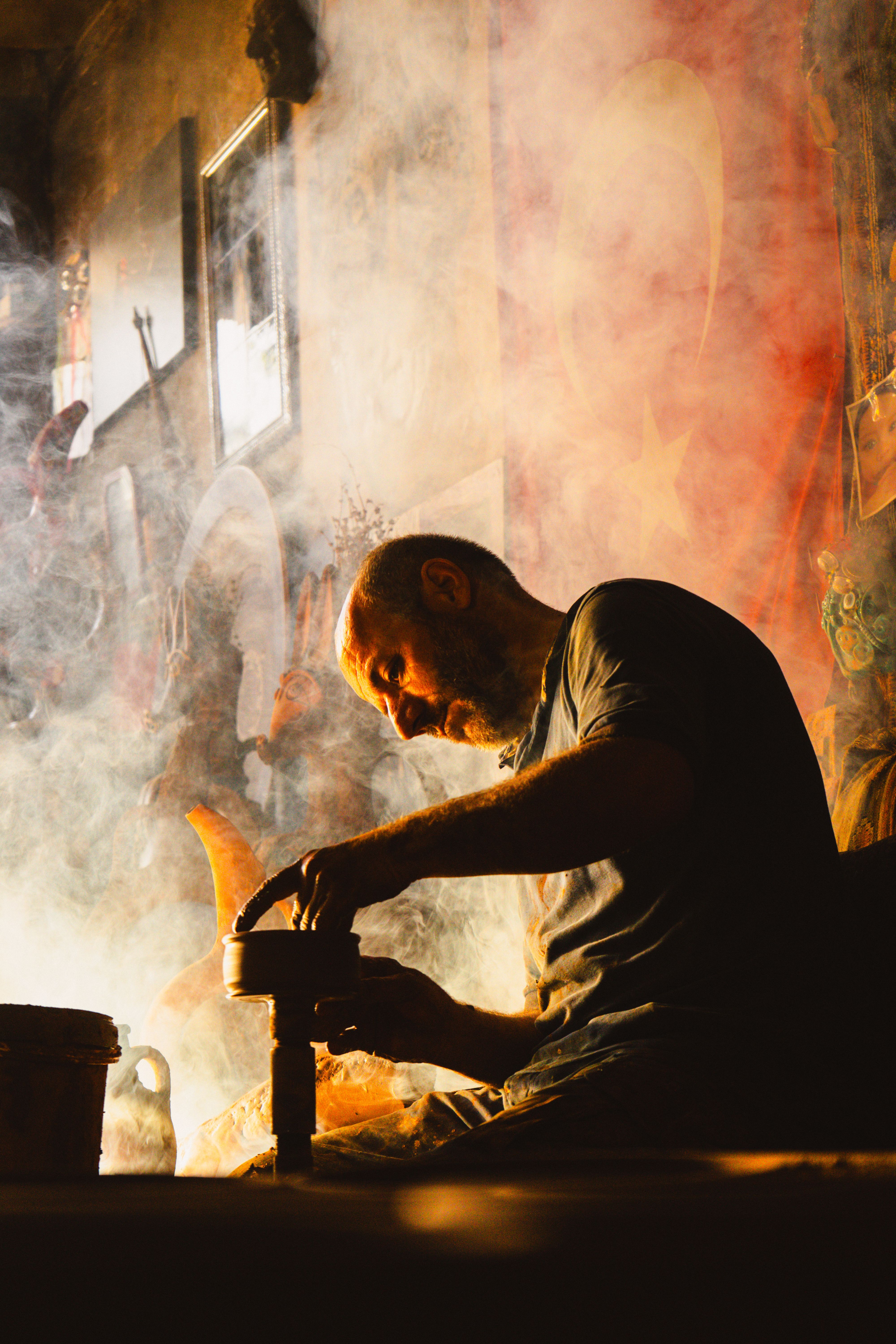 Kerajinan Artisan Di Atelier Berasap Dengan Bendera Turki · Foto Stok ...