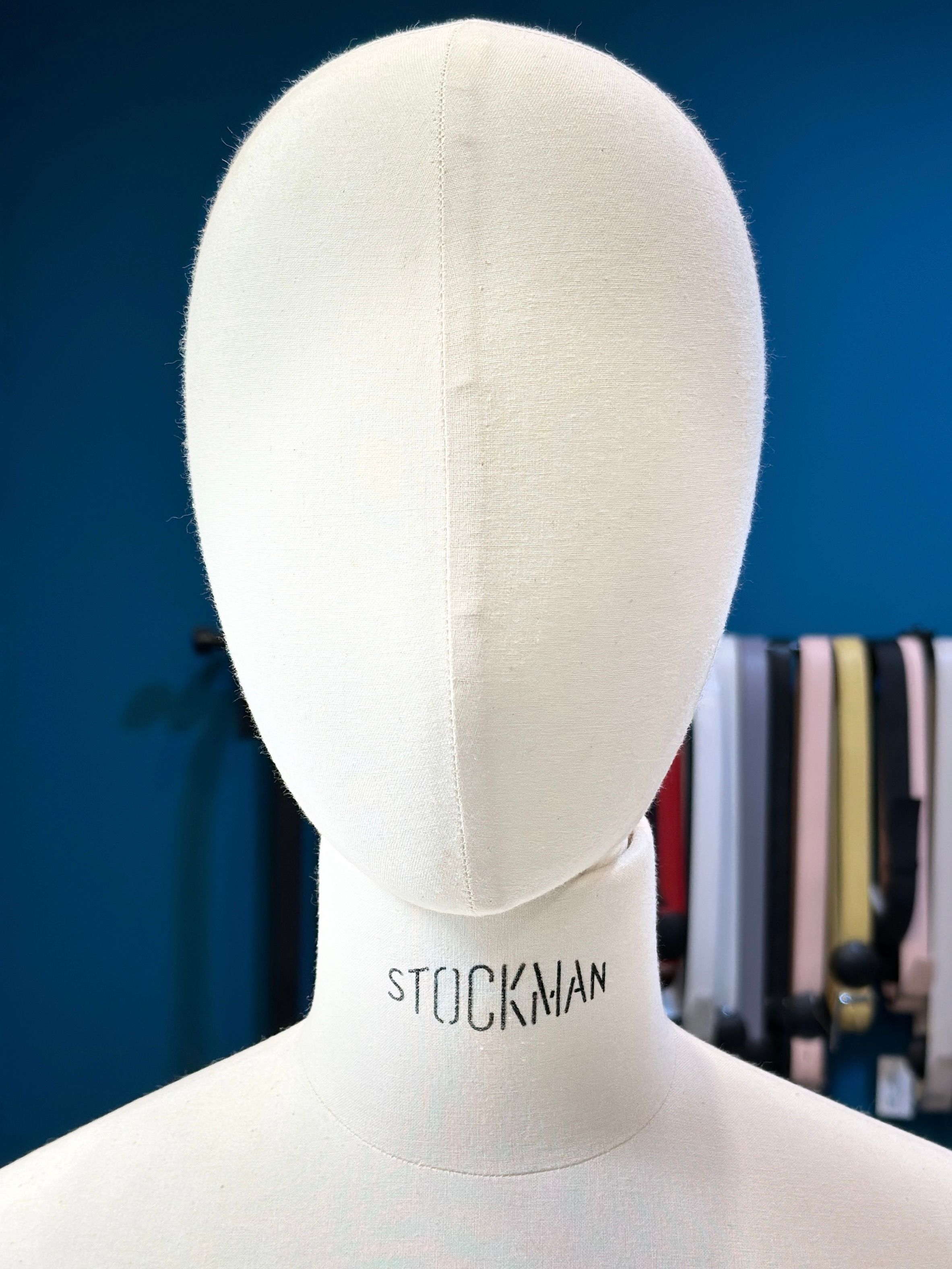 Maniquí De Sastre Minimalista En Un Estudio De Moda · Foto de stock ...