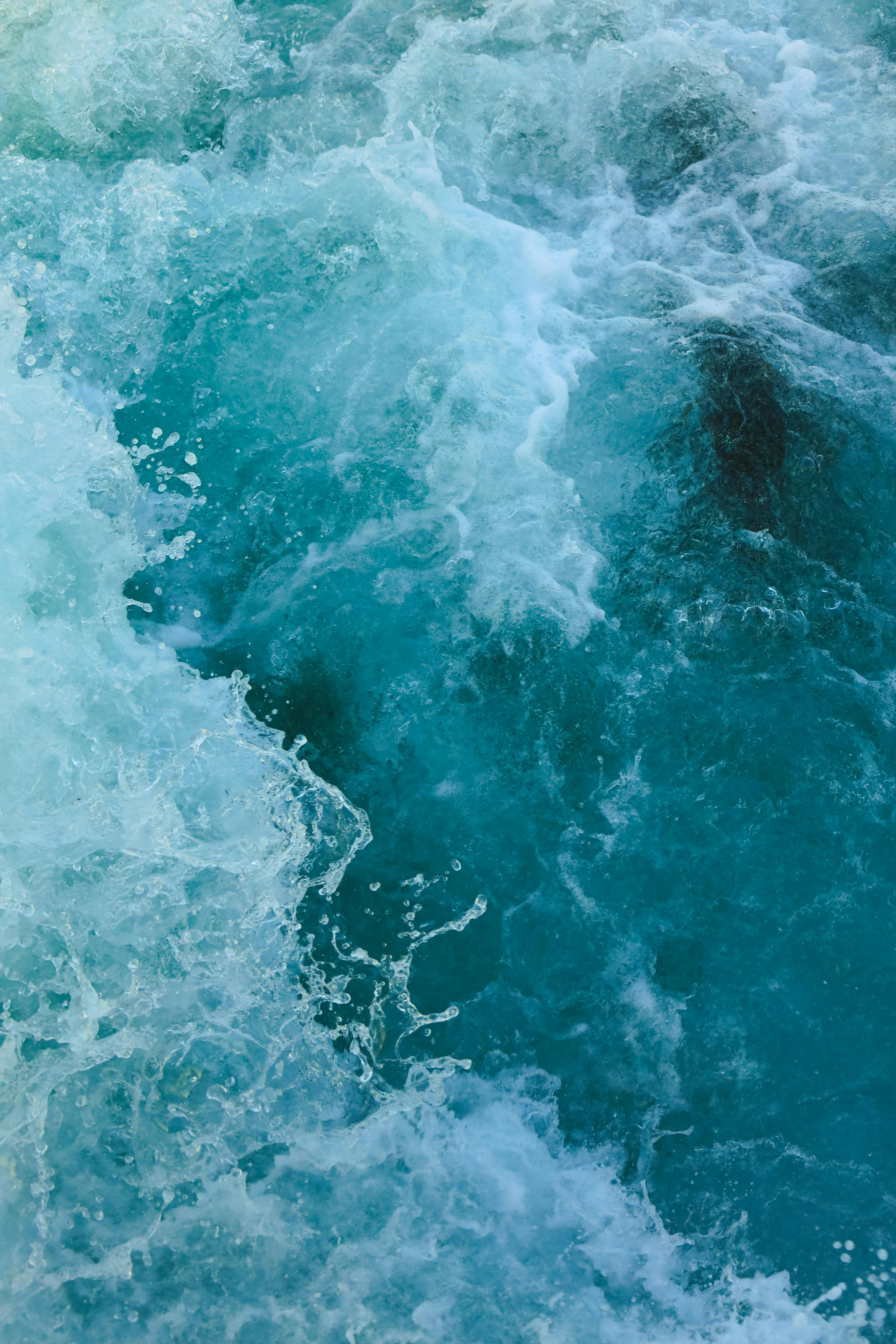 Close Up De Ondas Vibrantes Do Oceano Turquesa · Foto profissional gratuita