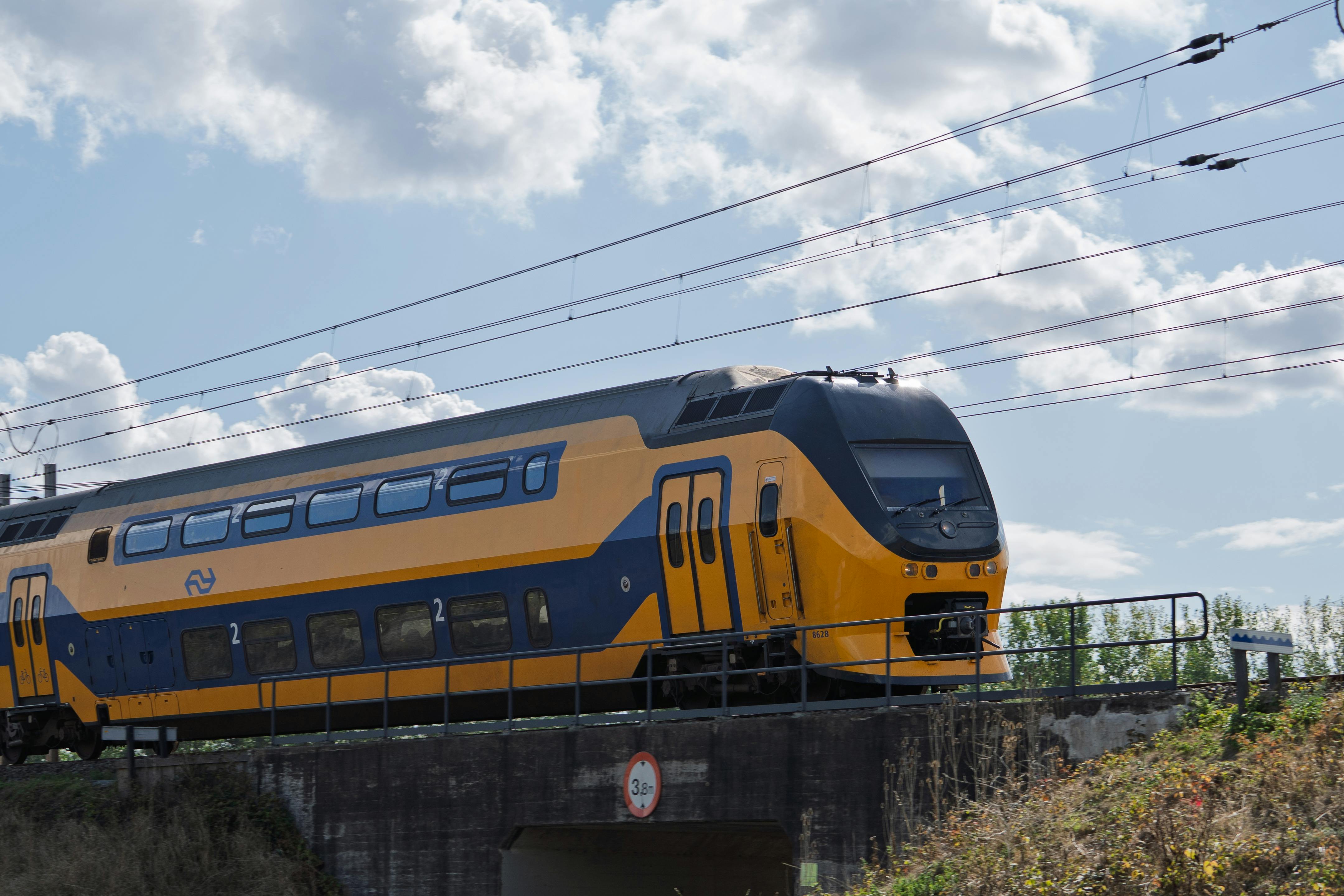 Nederlandse Intercitytrein Op Een Modern Treinstation · Gratis stockfoto