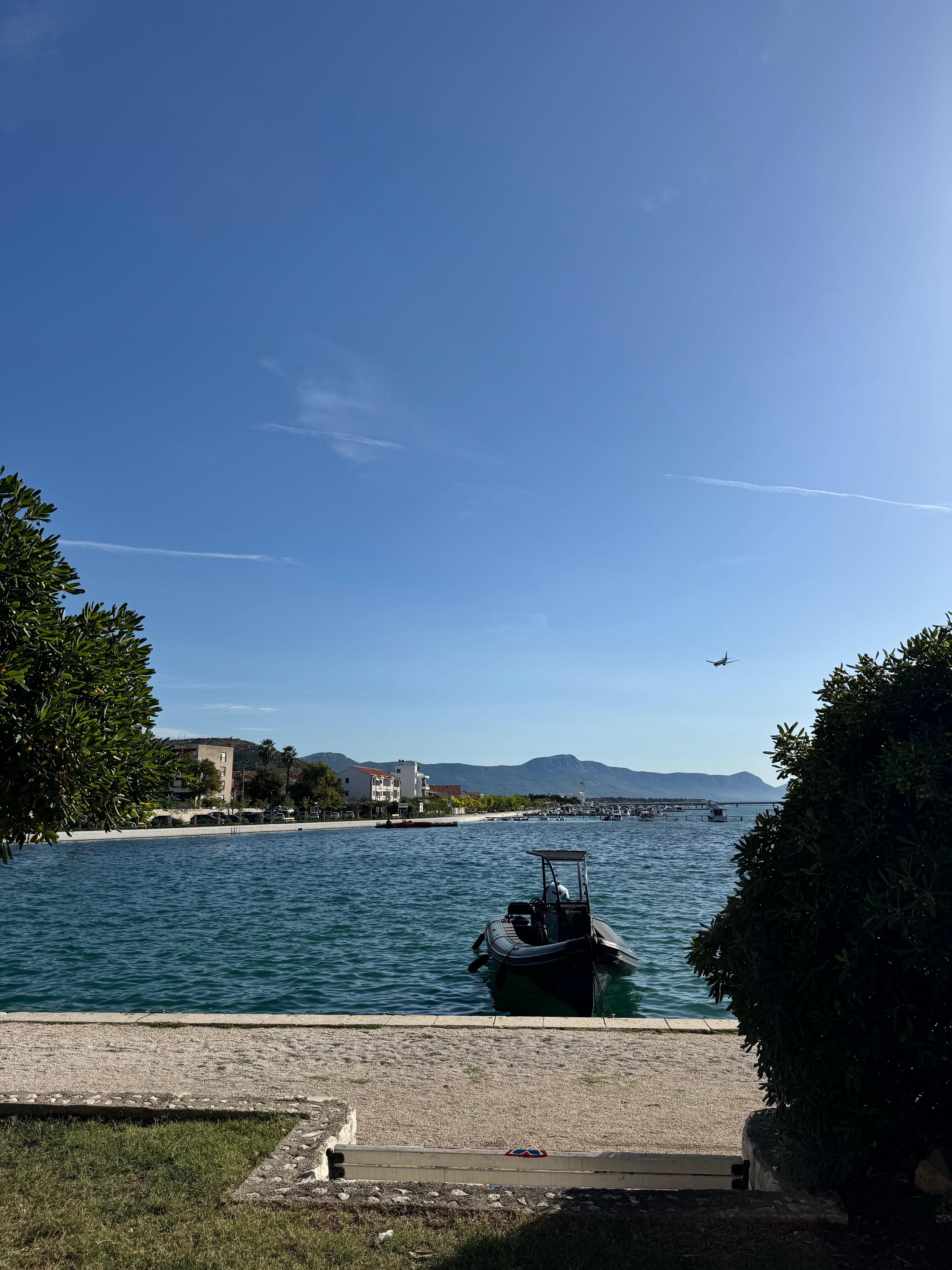 Serene Coastal View of Trogir Waterfront · Free Stock Photo