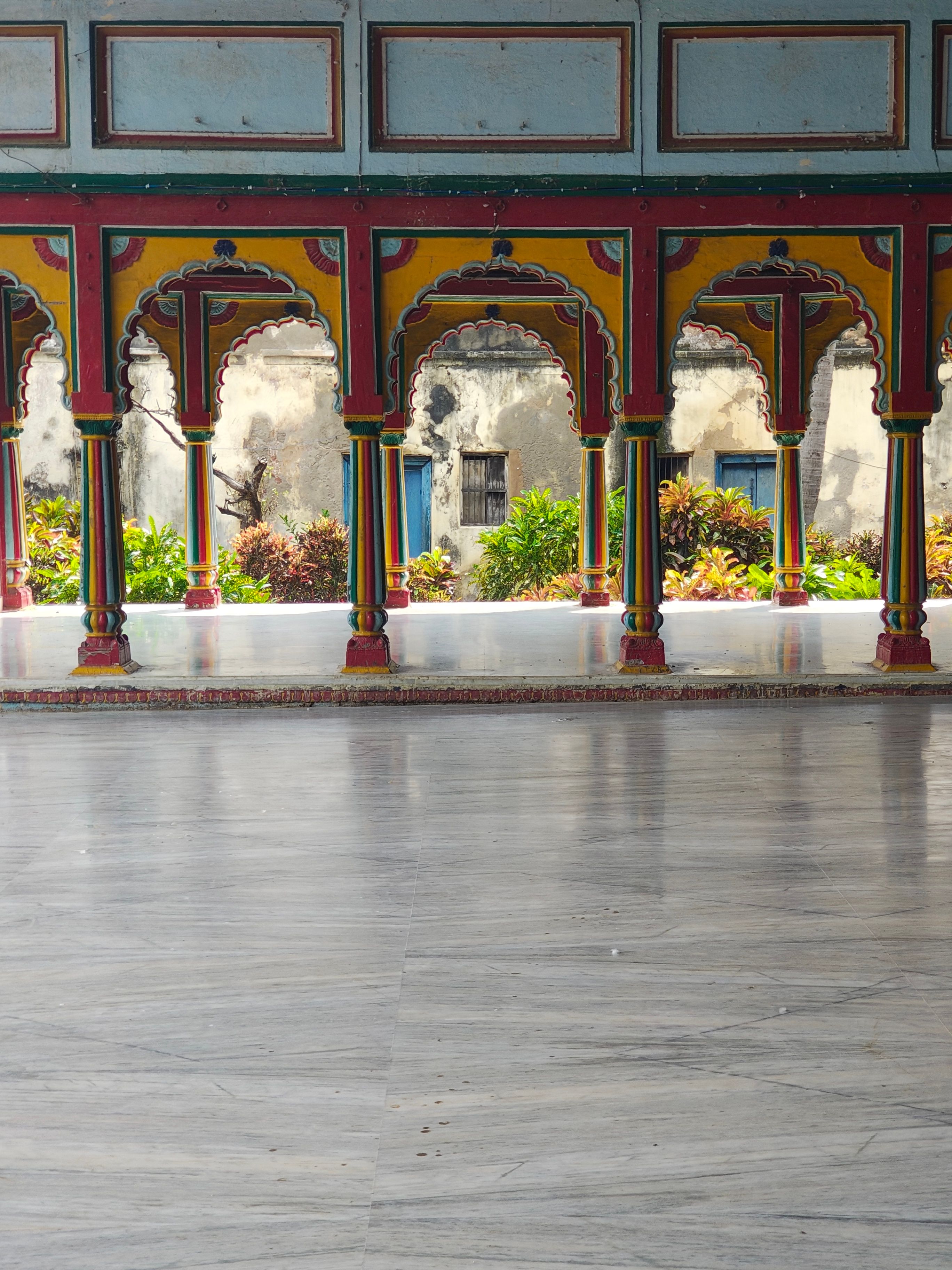 Colorful Arches of Traditional Courtyard Architecture · Free Stock Photo