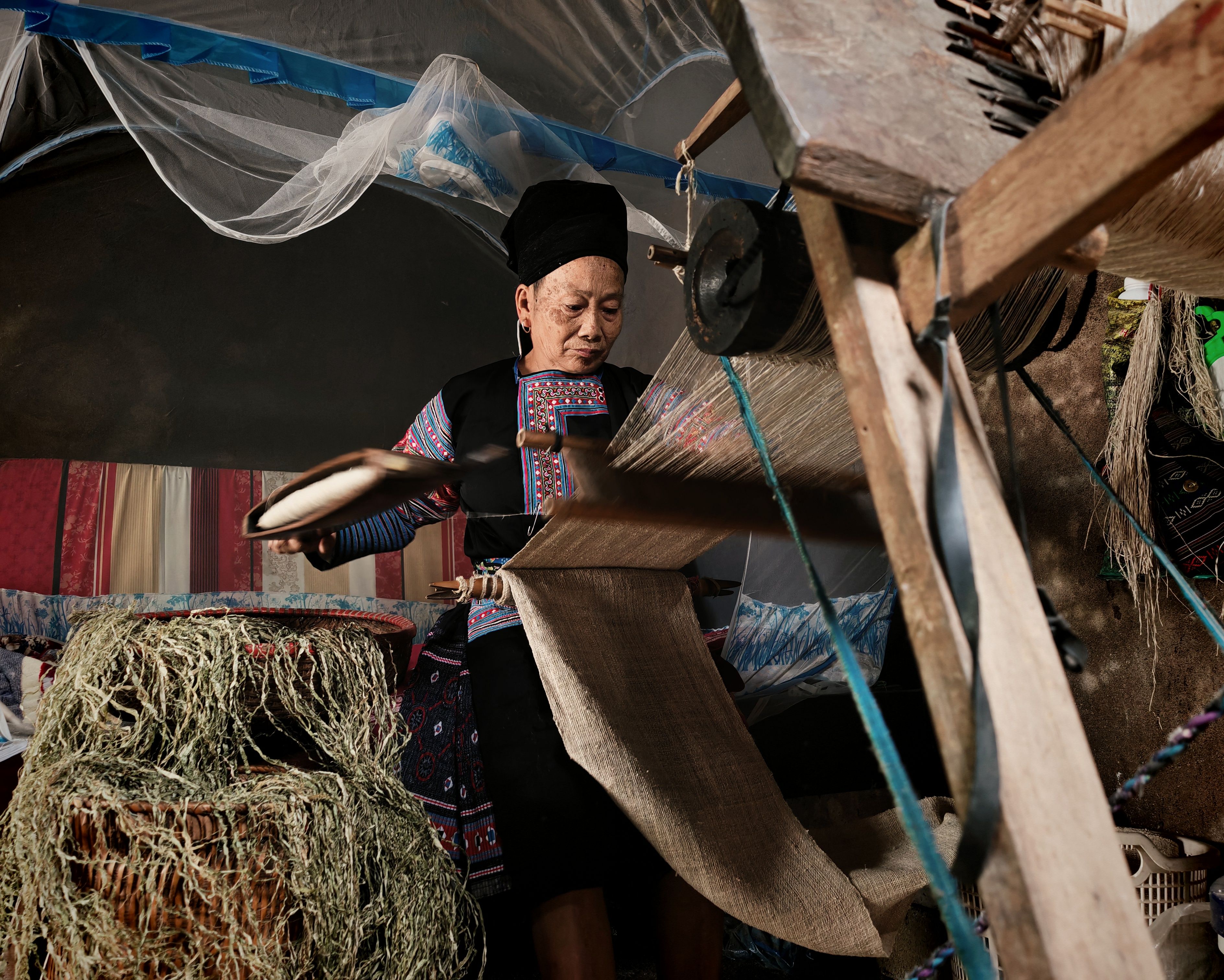 Traditional Weaver Using Handloom Inside Tent · Free Stock Photo