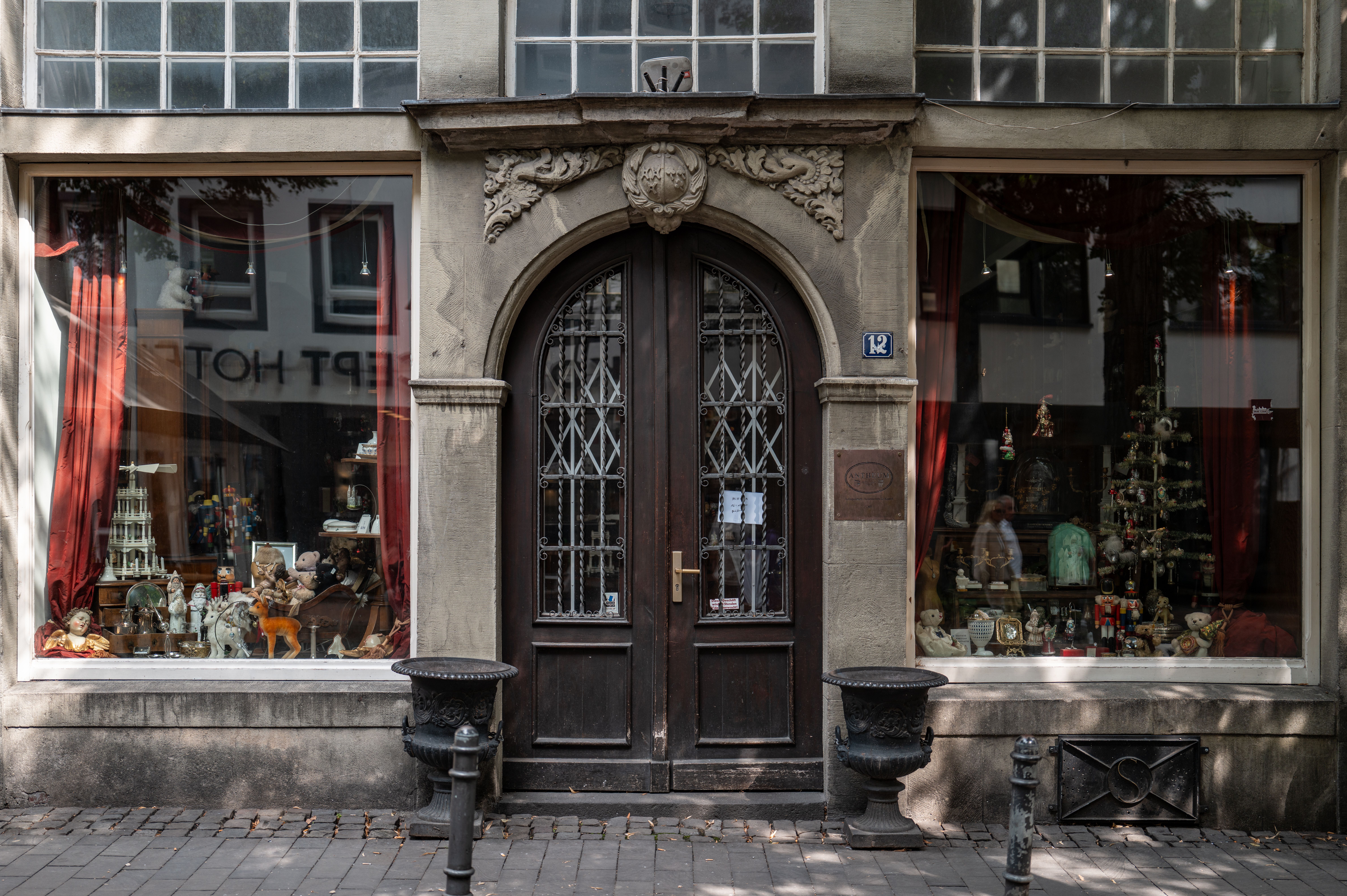 Charming Antique Shopfront with Vintage Decor · Free Stock Photo