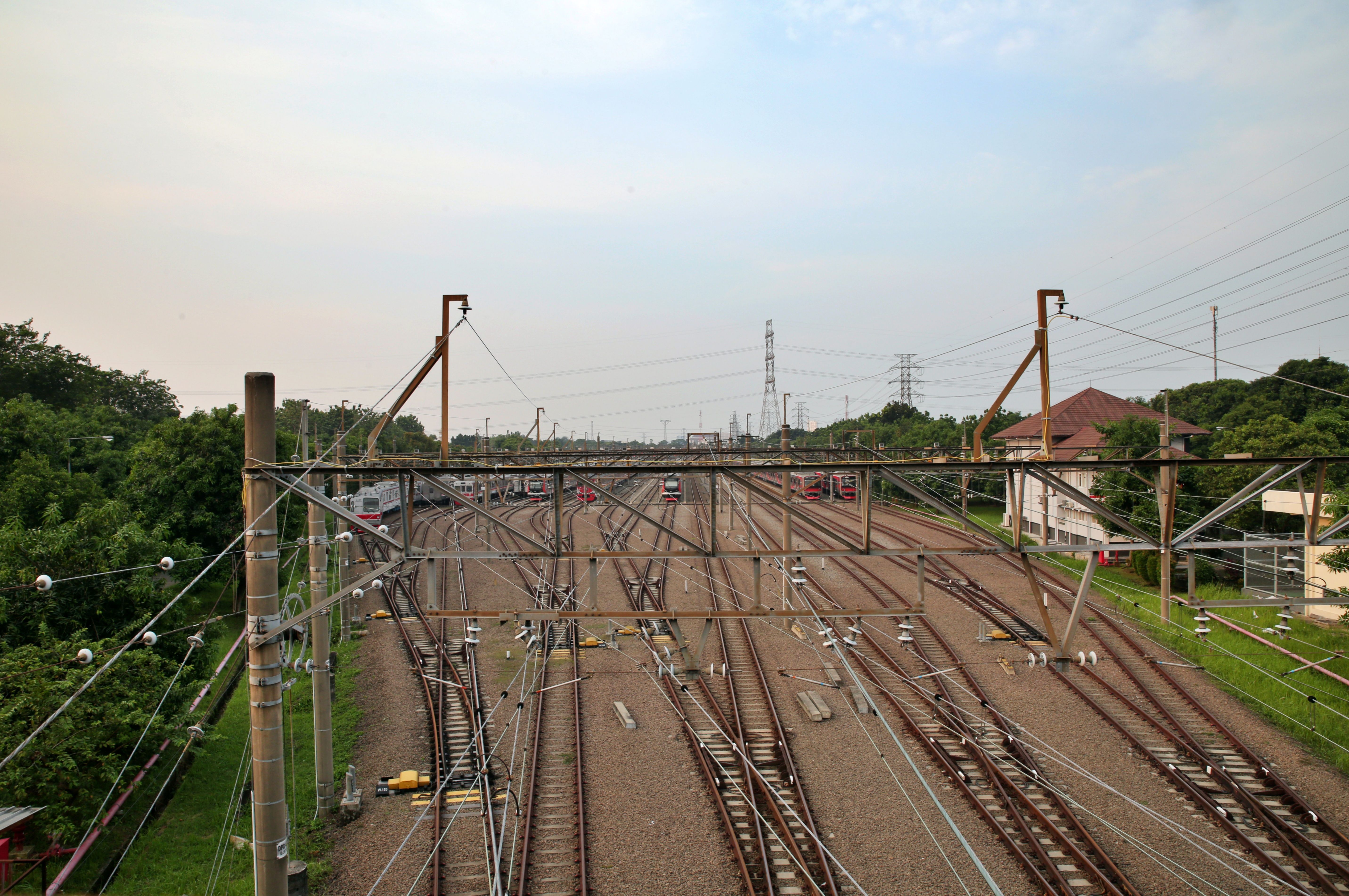 Wide View of Railway Tracks with Overhead Wires · Free Stock Photo