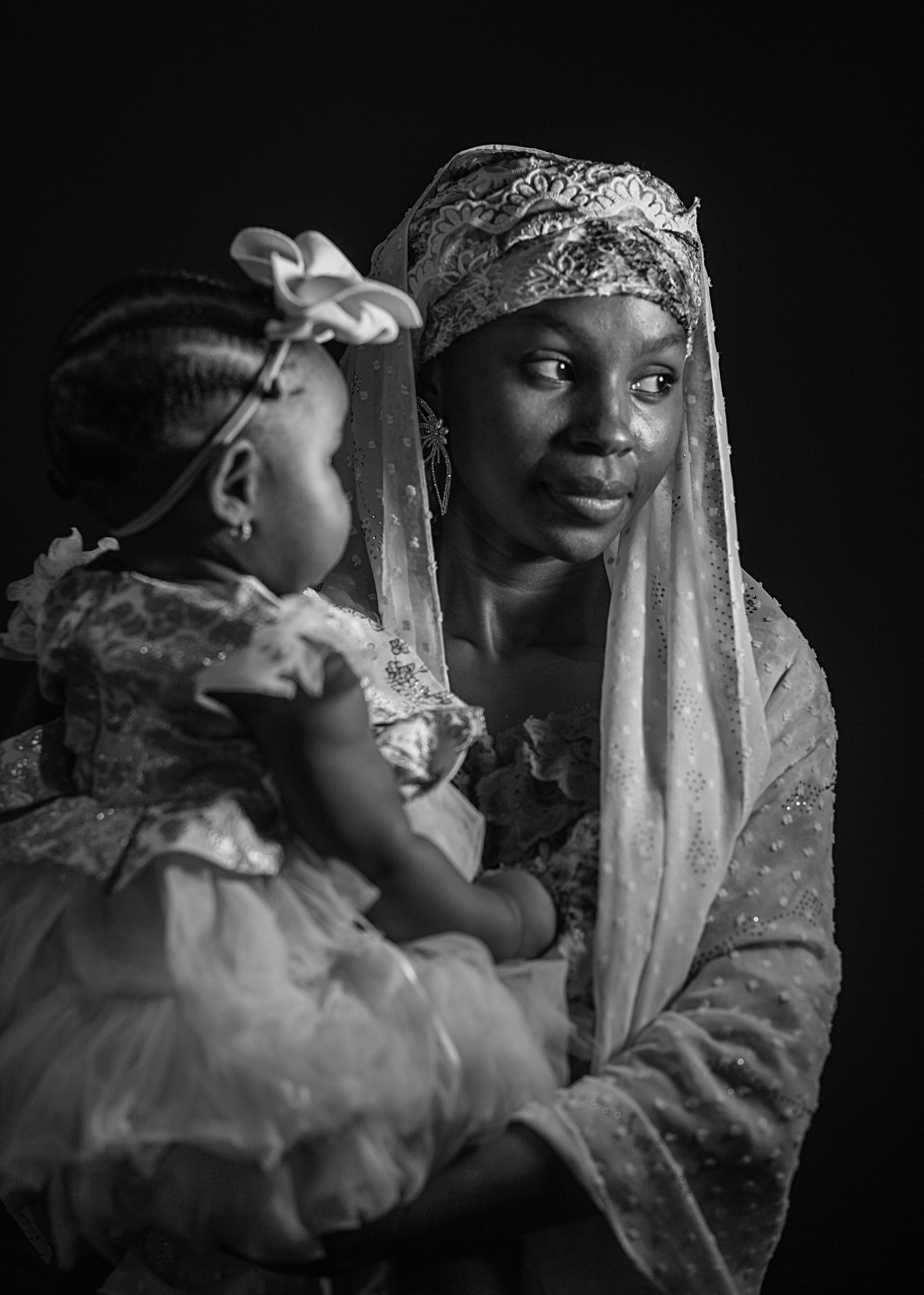 Madre E Hijo Con Atuendos Tradicionales Africanos · Foto de stock gratuita