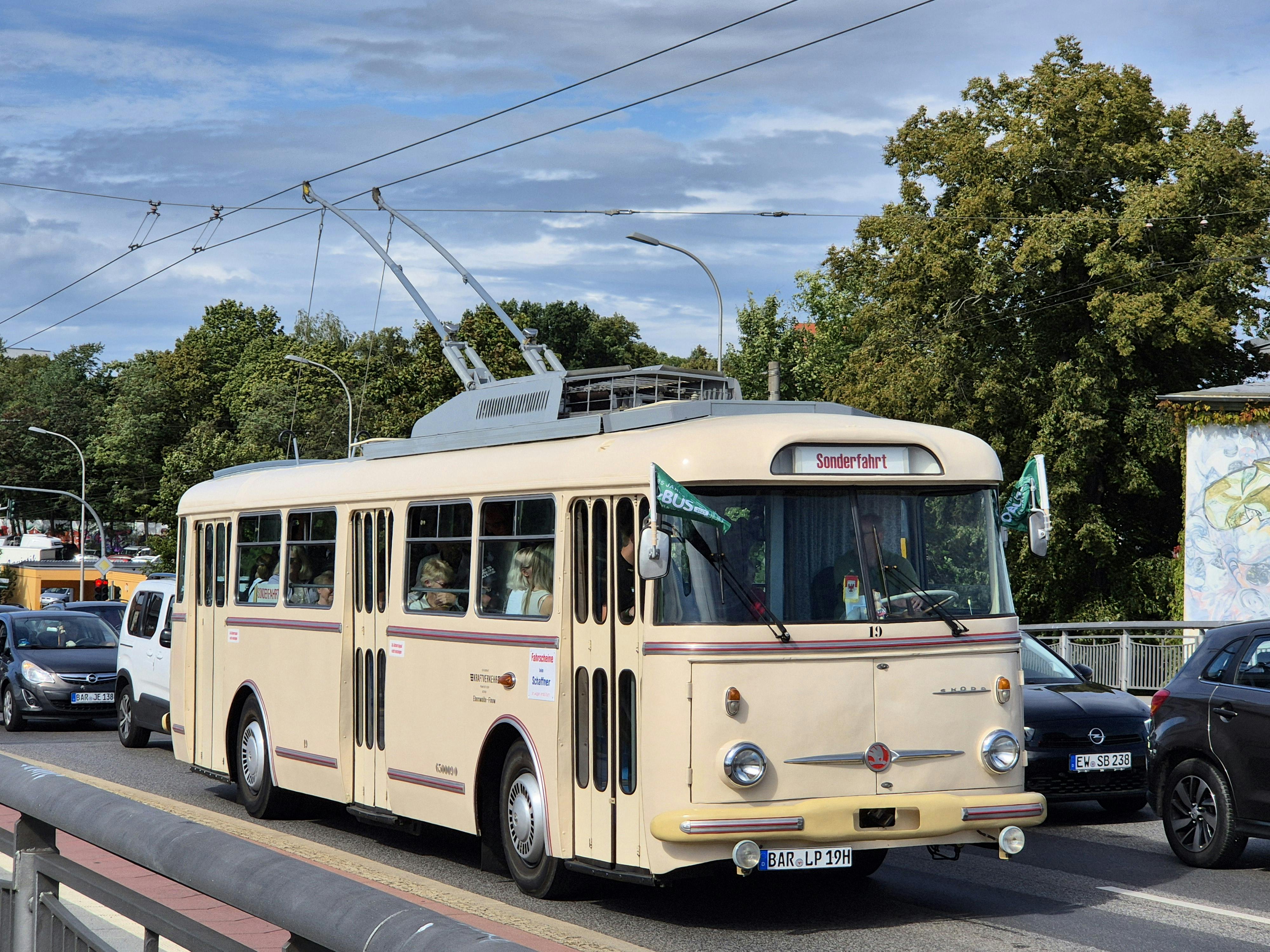 Vintage Maltese Bus in Valletta Street Scene · Free Stock Photo