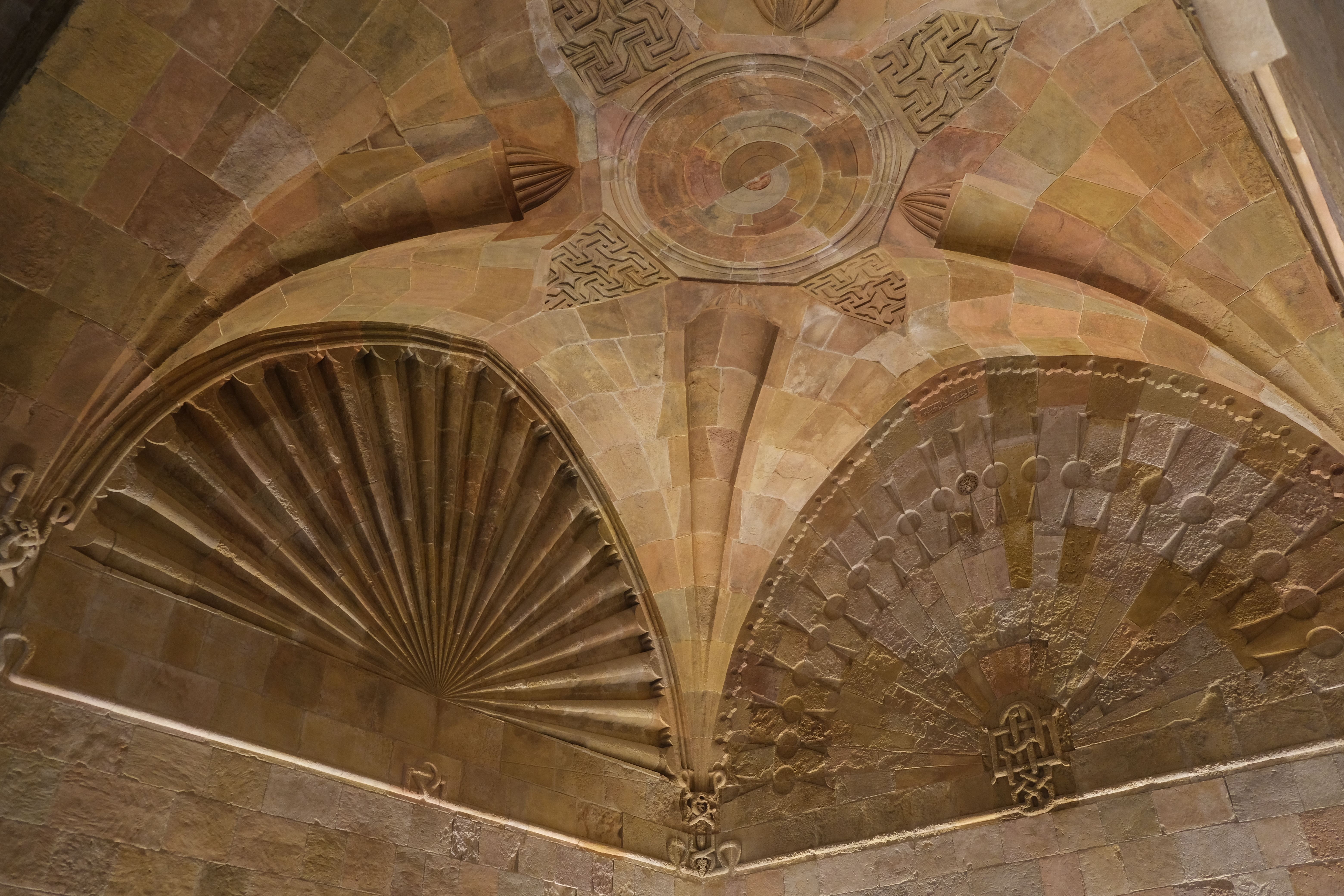 Ingewikkeld Plafond Van De Divriği Ulu Moskee · Gratis stockfoto