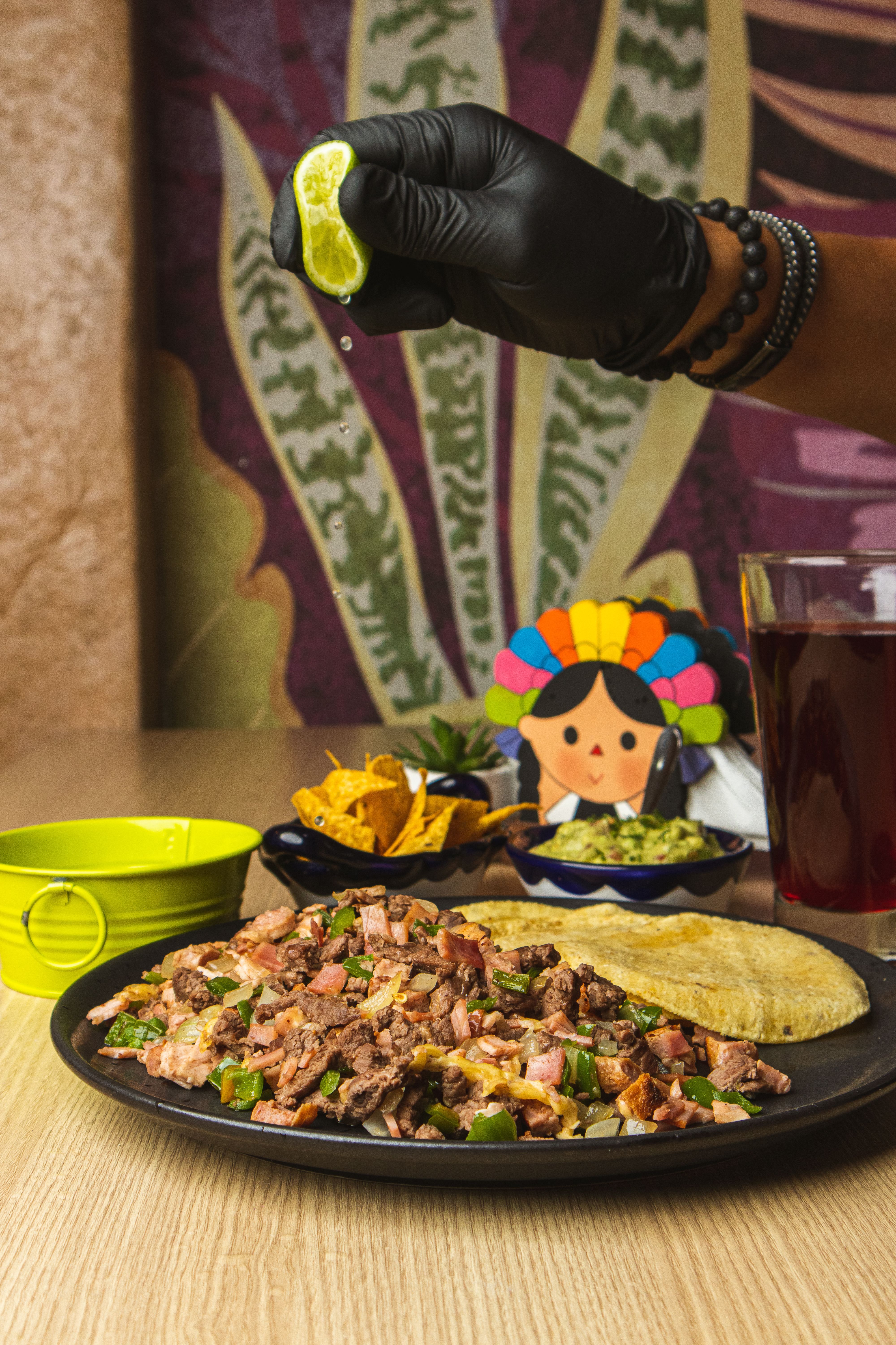 Delicioso Taco Mexicano Con Jugo De Limón · Foto de stock gratuita