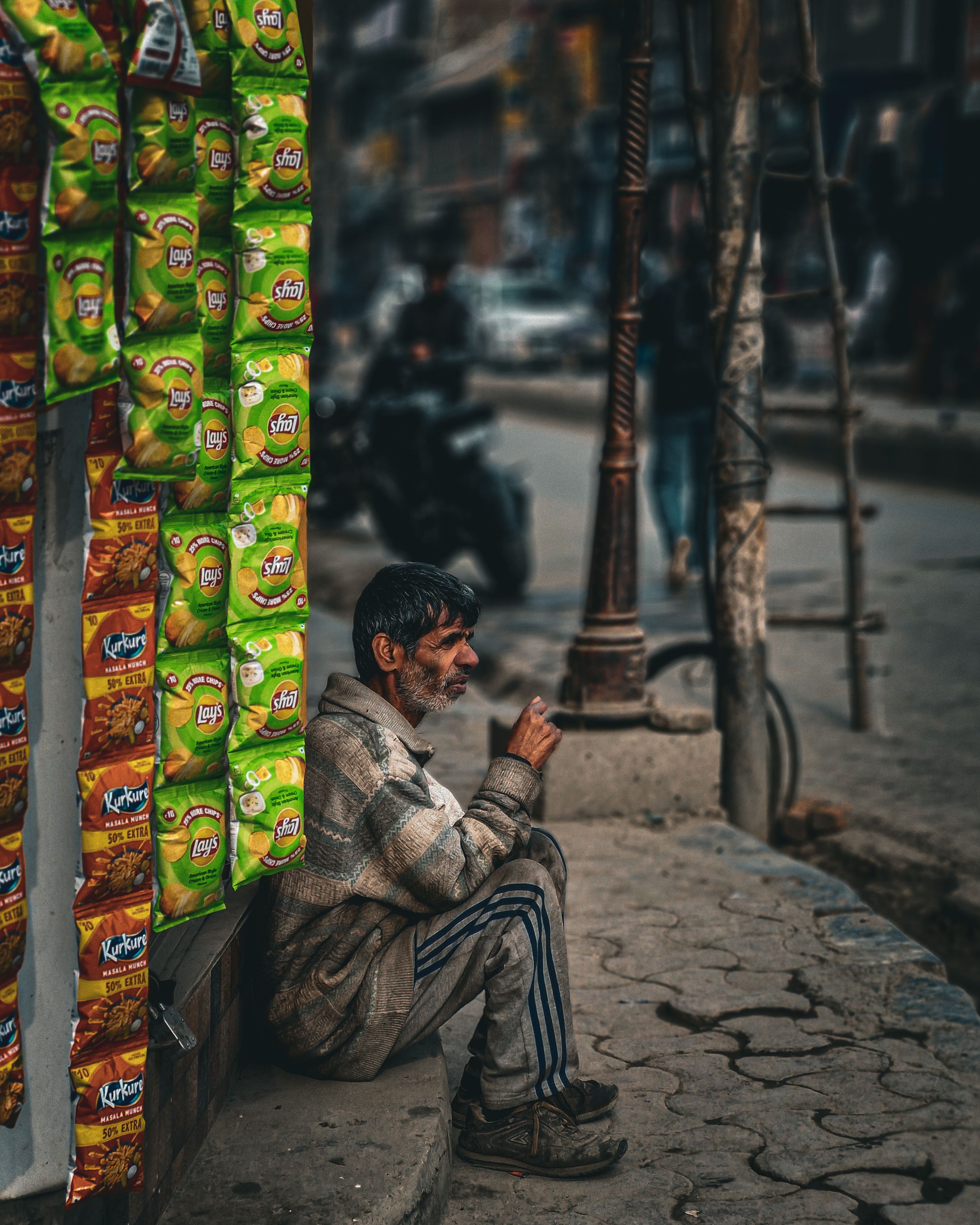 Street Vendor in Baramulla Selling Snack Packs · Free Stock Photo