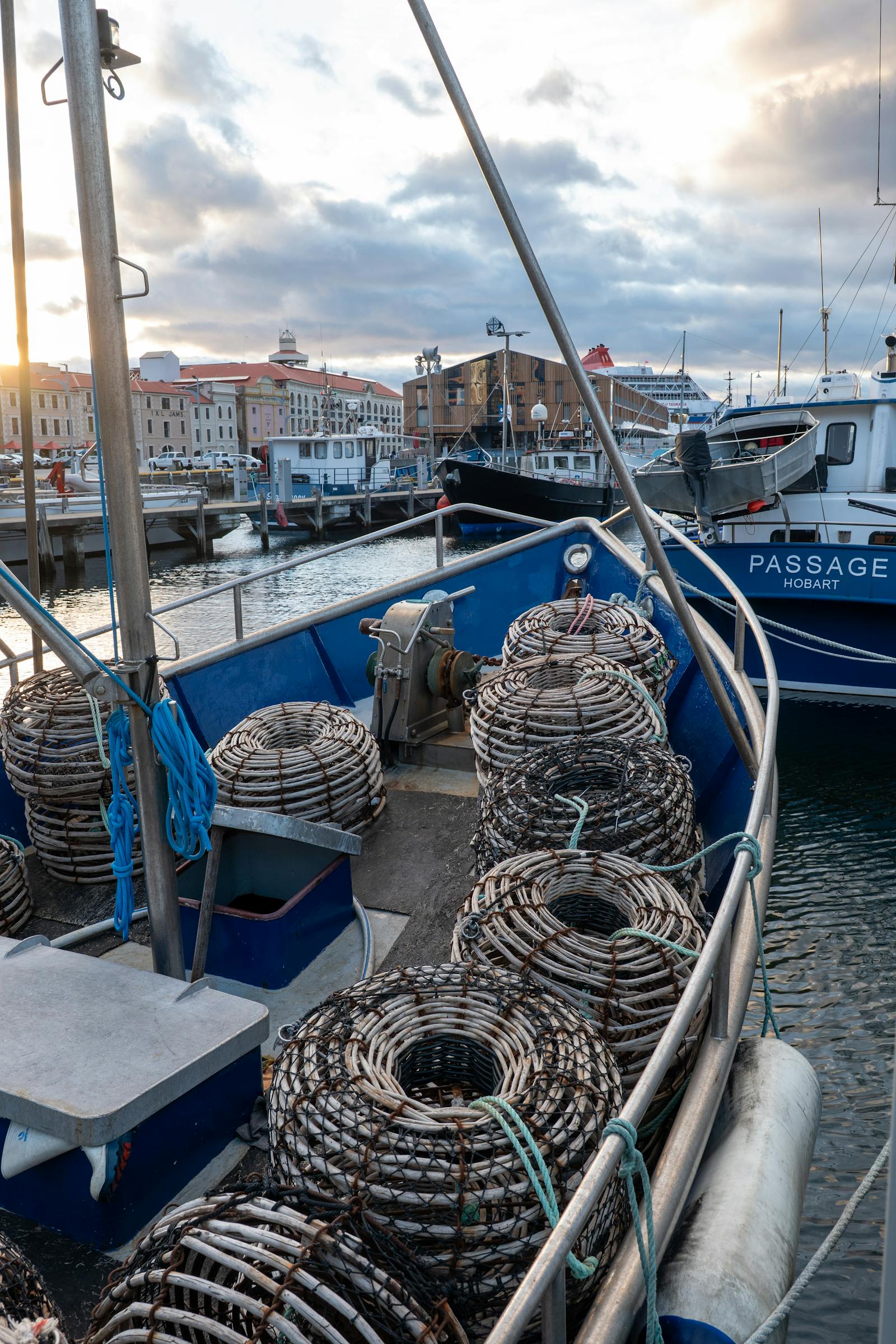 Cleavage+When+Bending+Over Photos, Download The BEST Free Cleavage+When ...