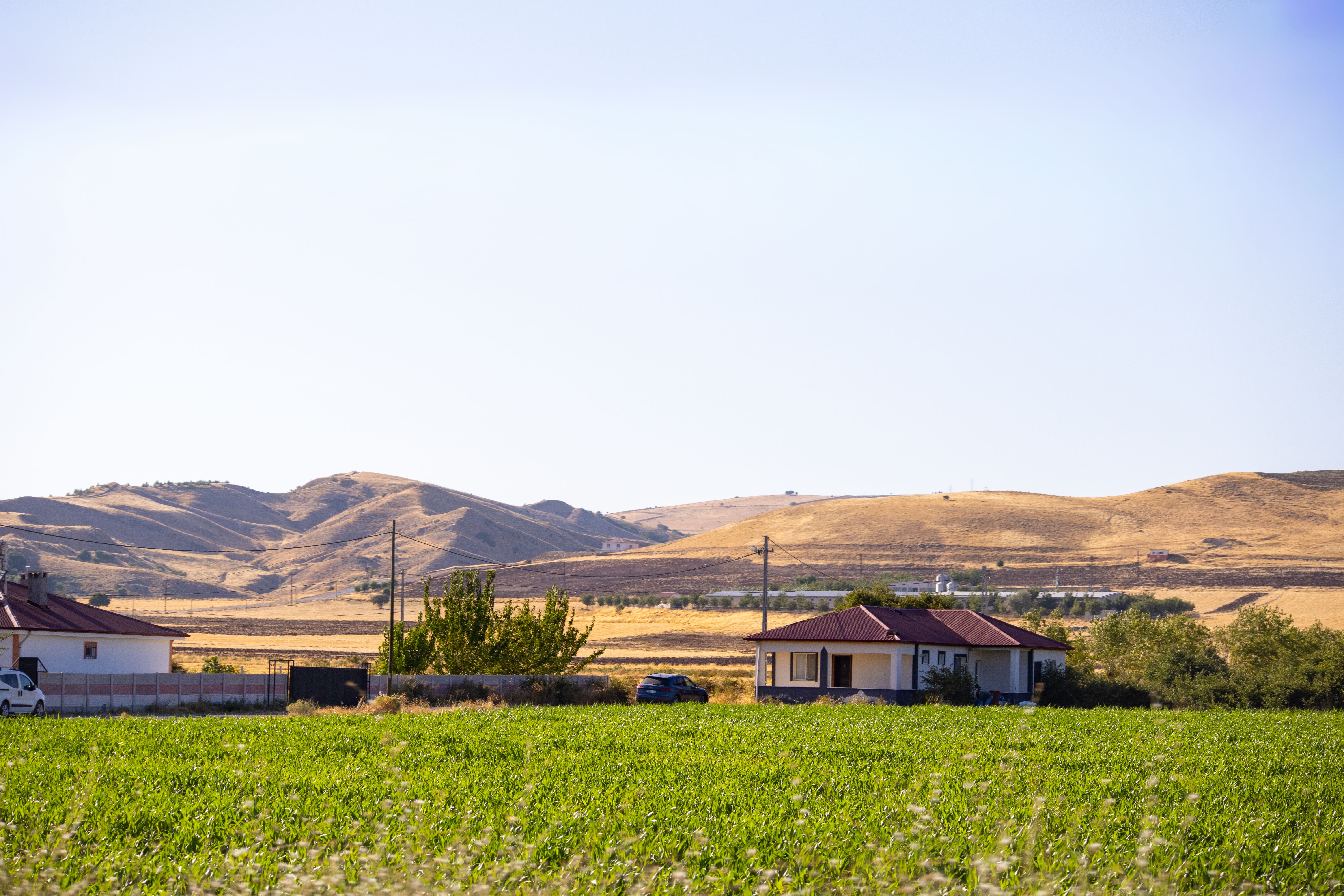 Rural Landscape of Elâzığ, Türkiye with Farmhouse · Free Stock Photo