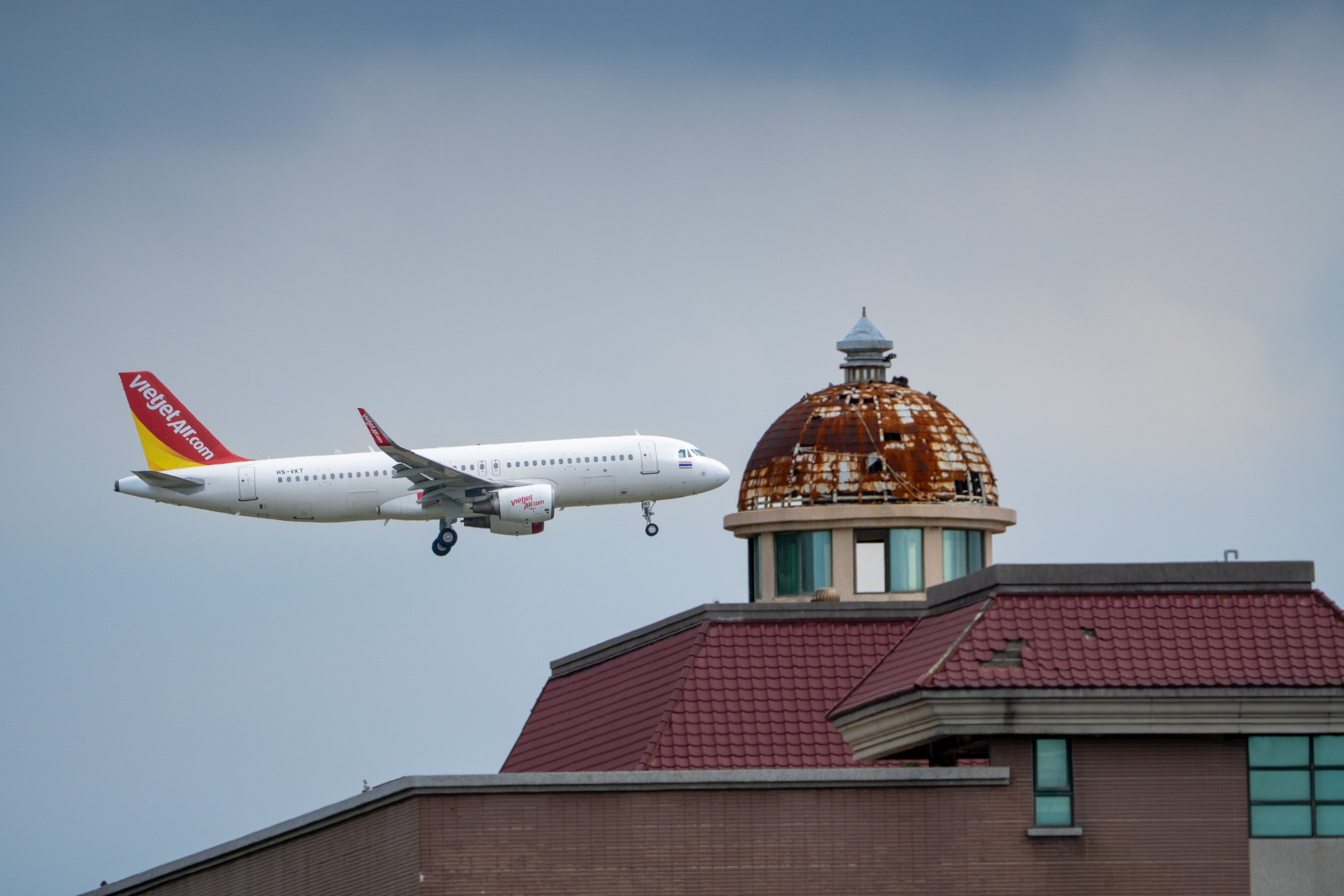 Plane Landing Over City Roofs Photos, Download The BEST Free Plane ...
