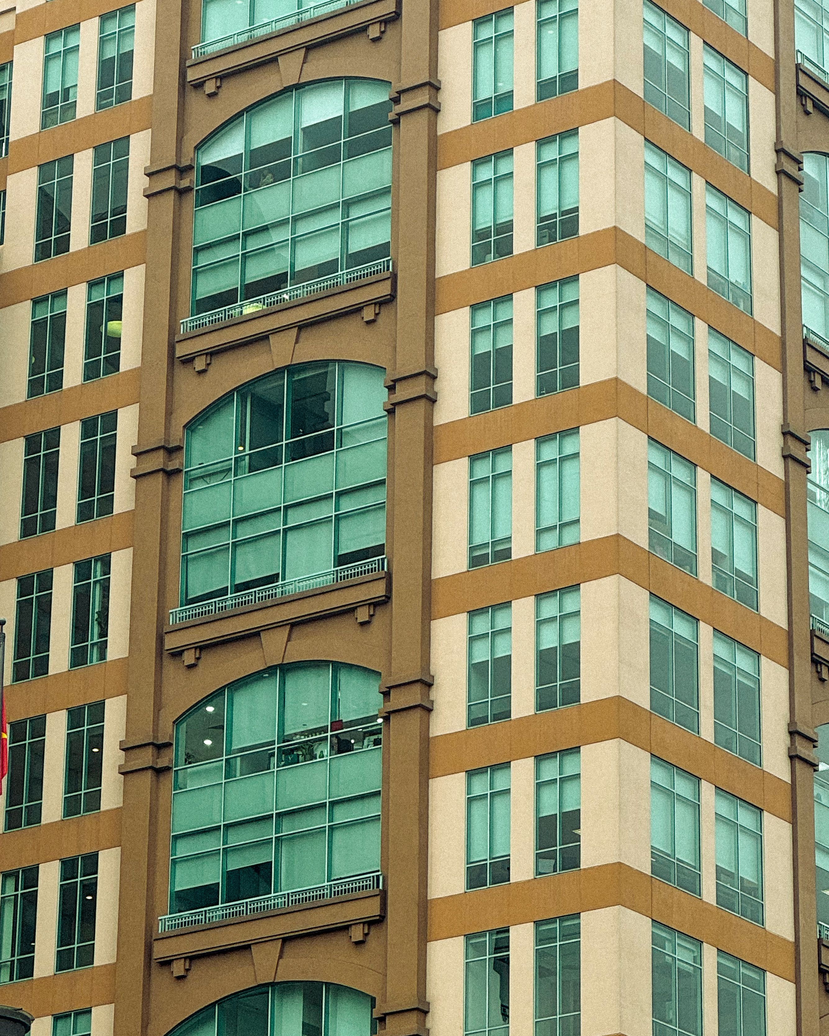 Modern Urban High-Rise Building Architecture · Free Stock Photo