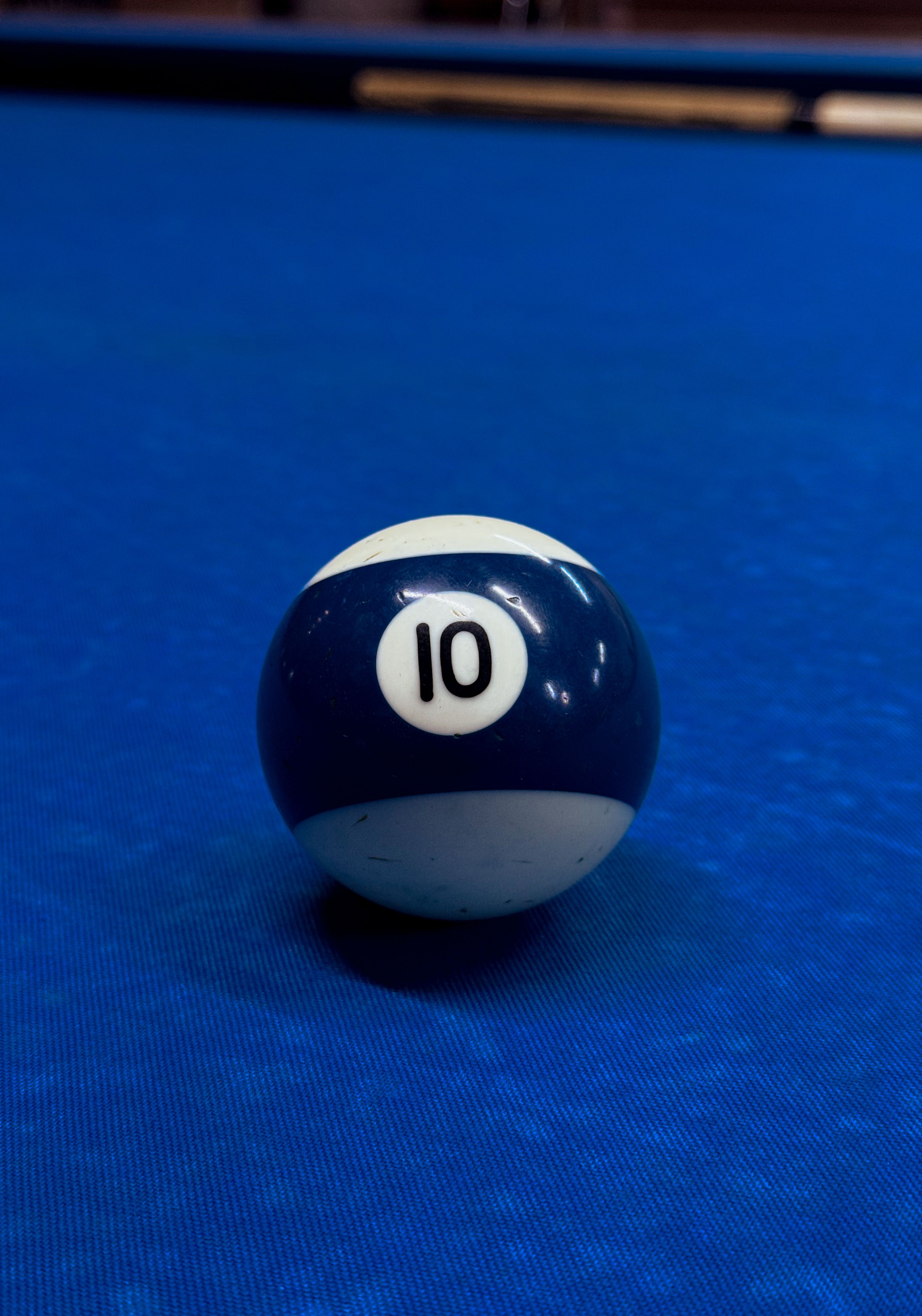 Blue 10 Ball on Billiards Table Close-up · Free Stock Photo