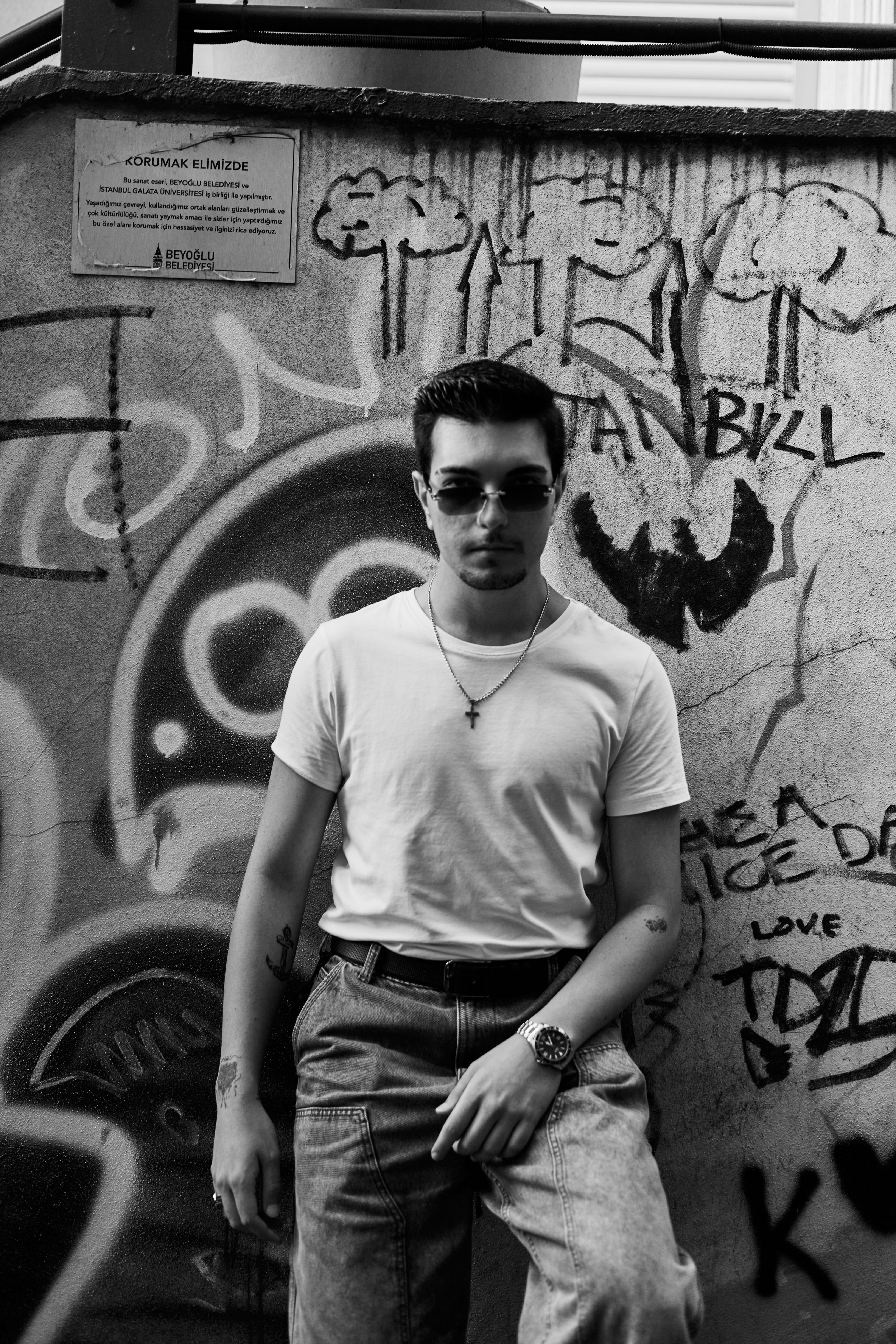 Wall Pose Man Photos, Download The BEST Free Wall Pose Man Stock Photos ...