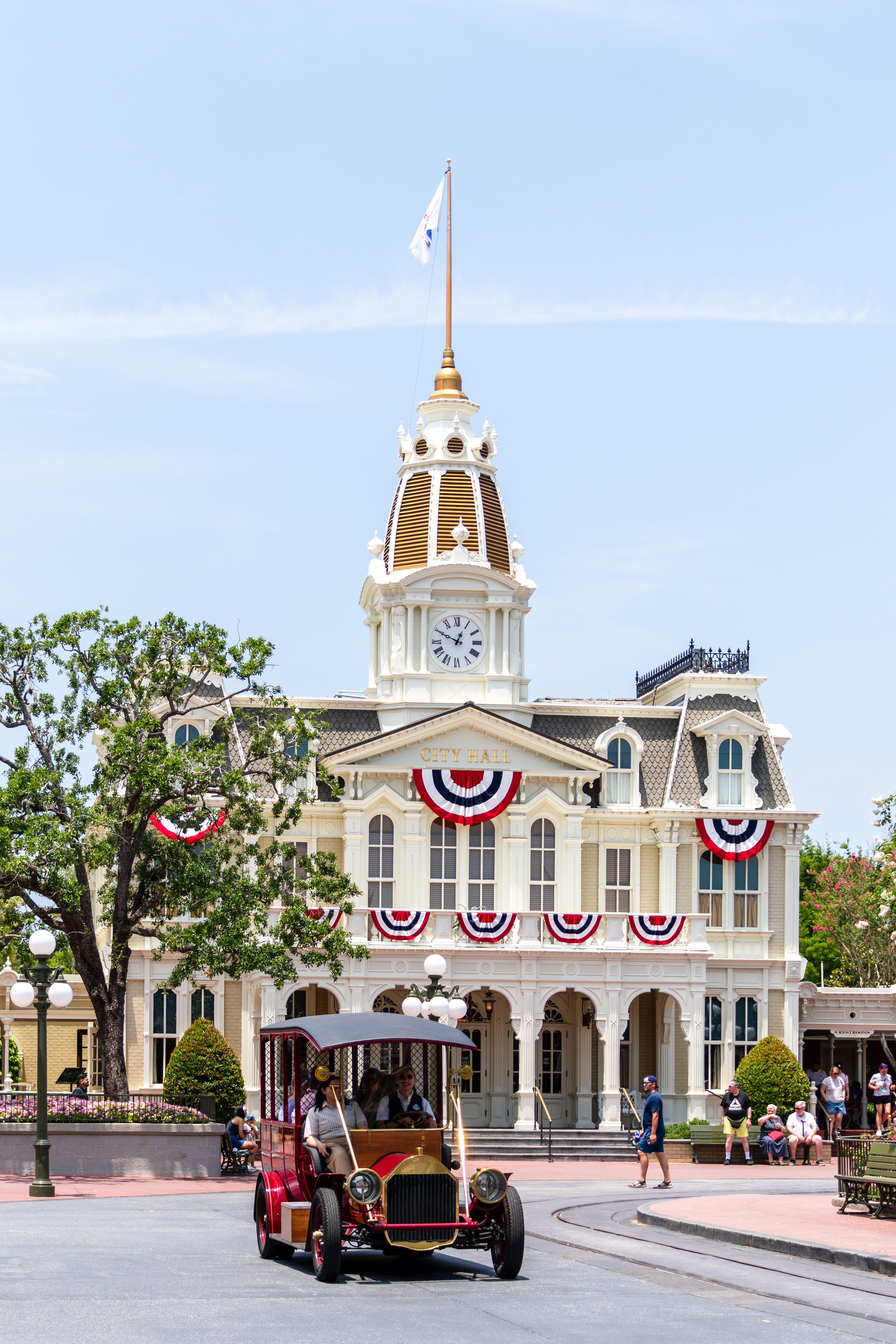 Iconic Disney World City Hall and Vintage Car · Free Stock Photo