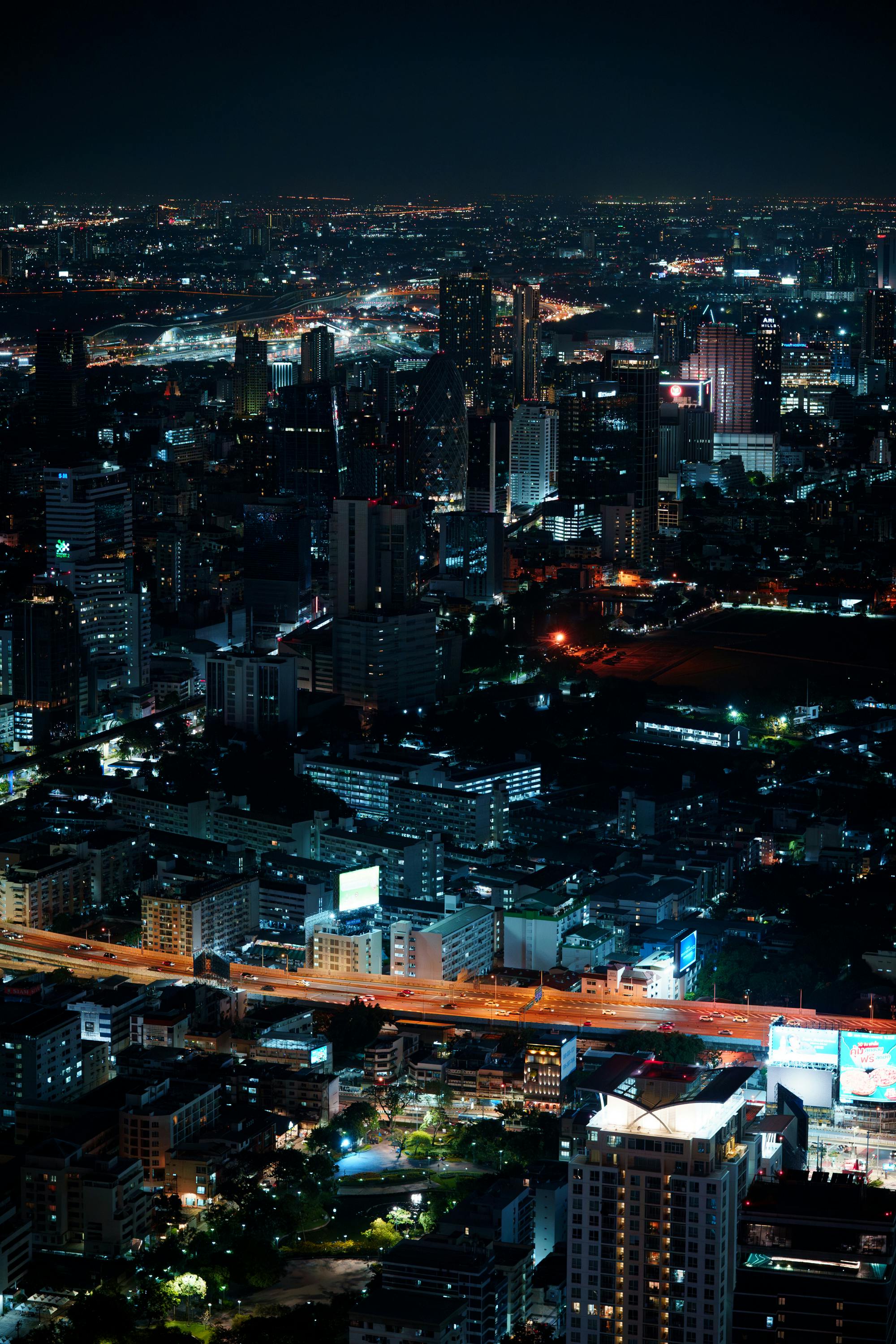 Paisagem Urbana Noturna De Bangkok Com Estradas · Foto profissional ...