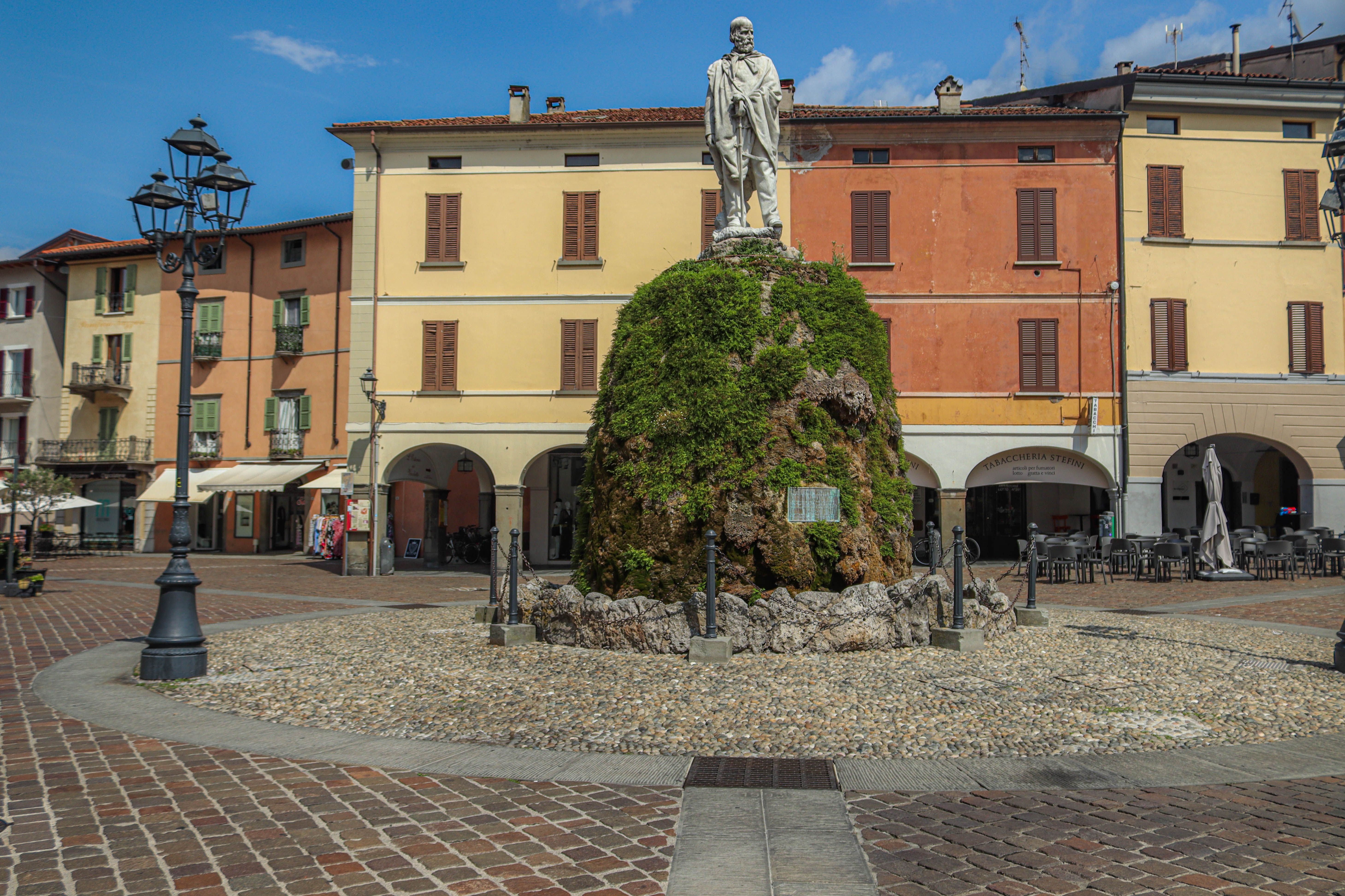 Historic Italian Town Square with Statue · Free Stock Photo