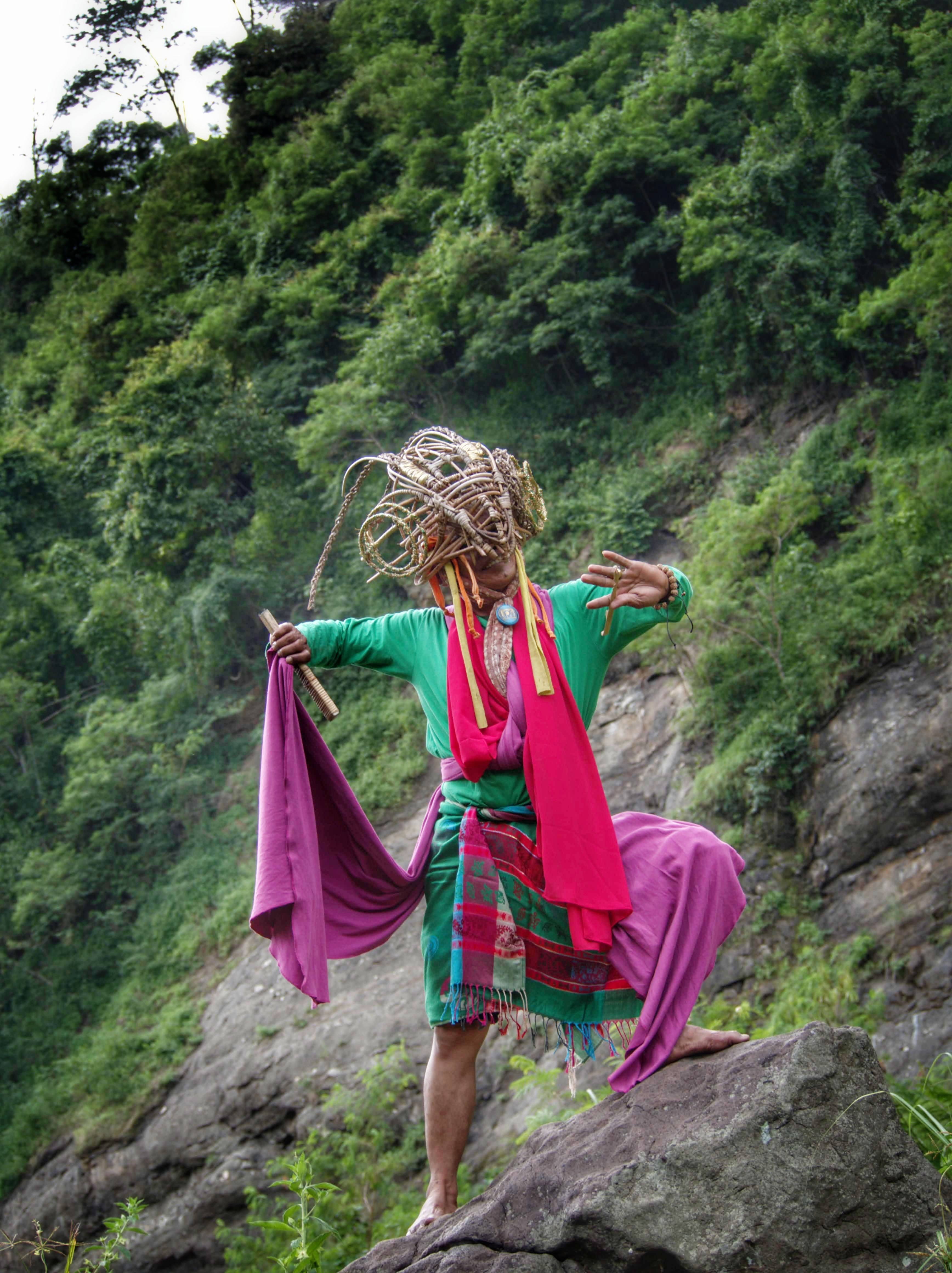 Ritual Tari Tradisional Di Hutan Jawa Barat · Foto Stok Gratis