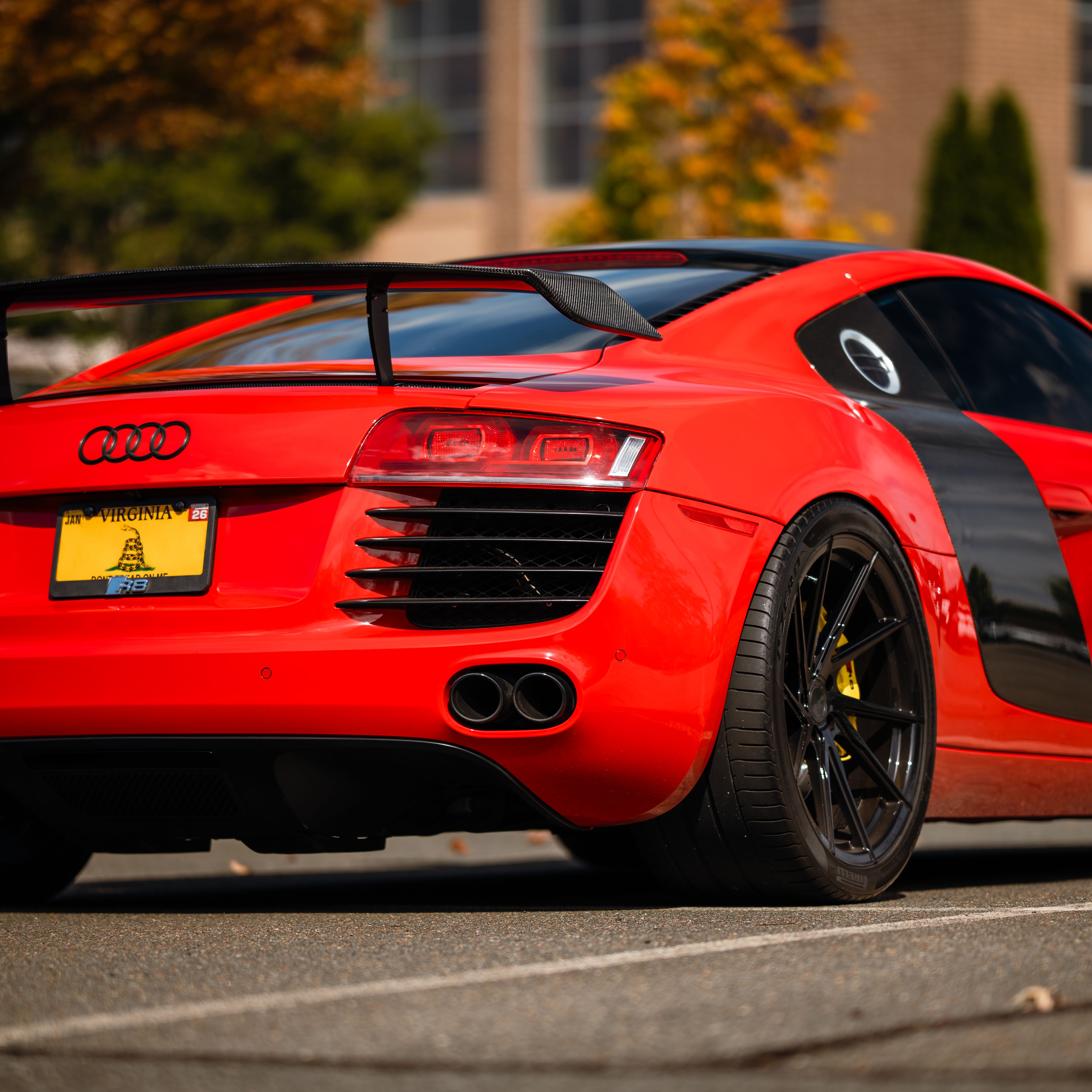 Mobil Sport Merah Dengan Spoiler Belakang Di Virginia · Foto Stok Gratis