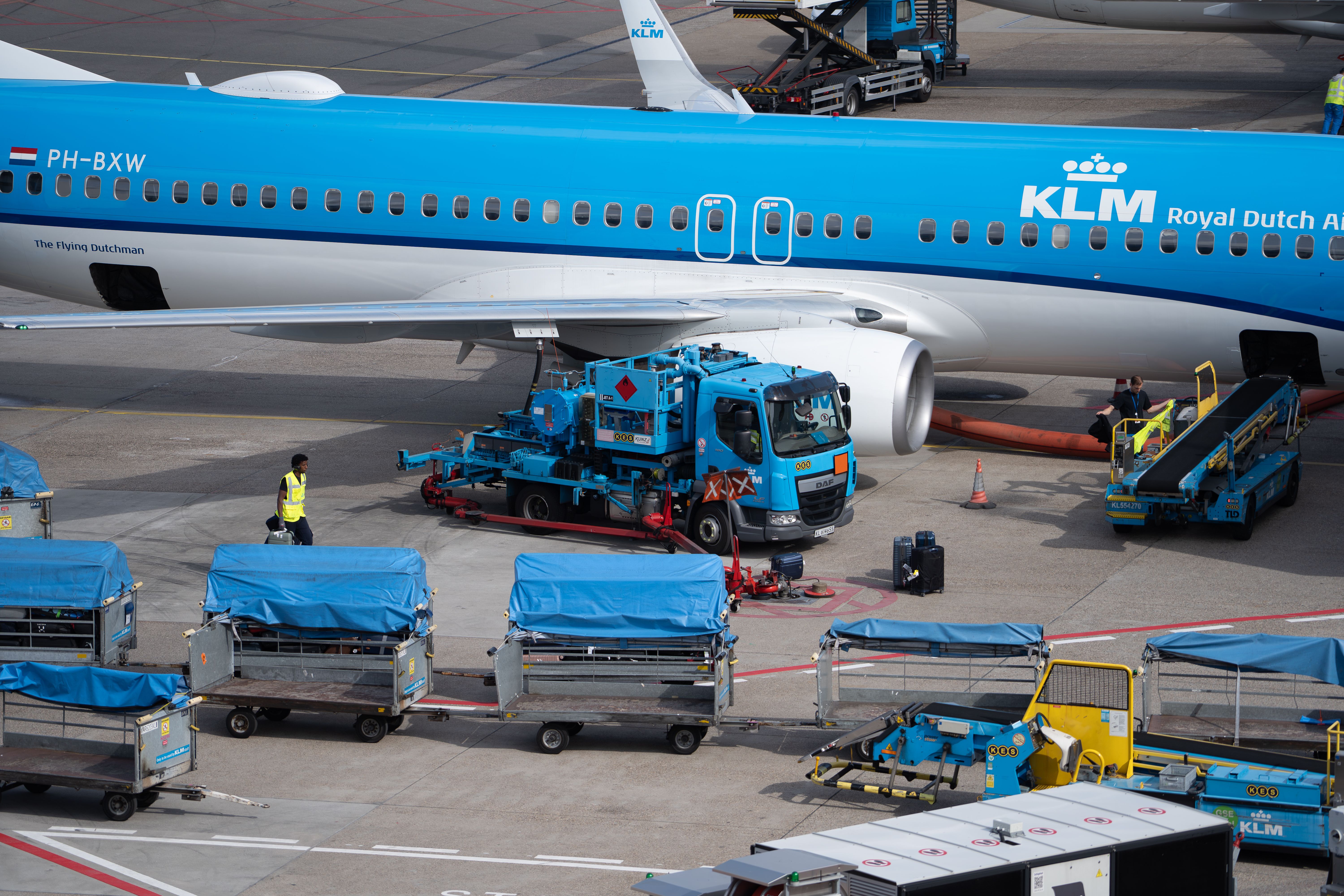 KLM Aircraft Ground Handling at Airport · Free Stock Photo