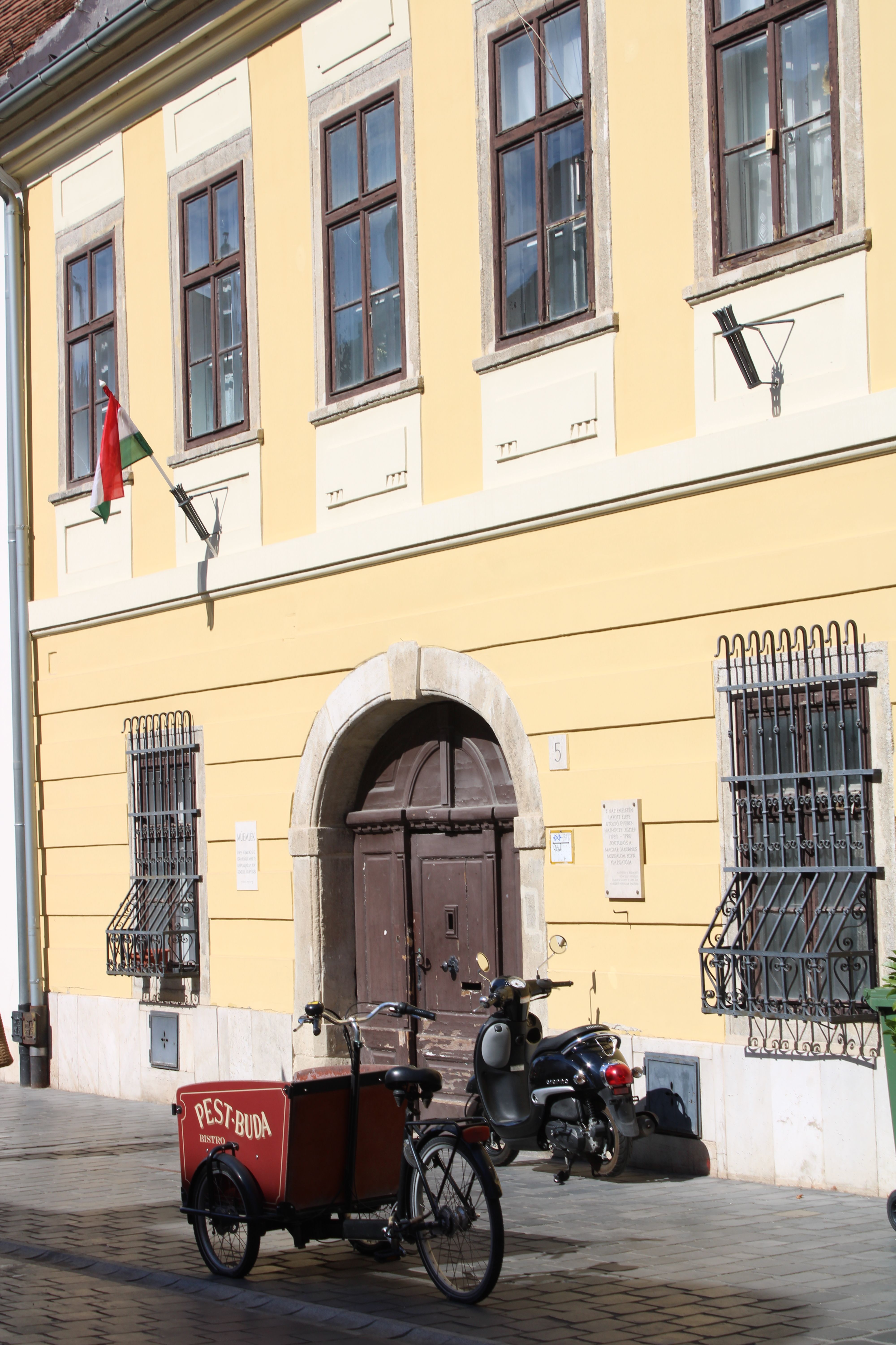 Historic Building Street Scene in Budapest · Free Stock Photo