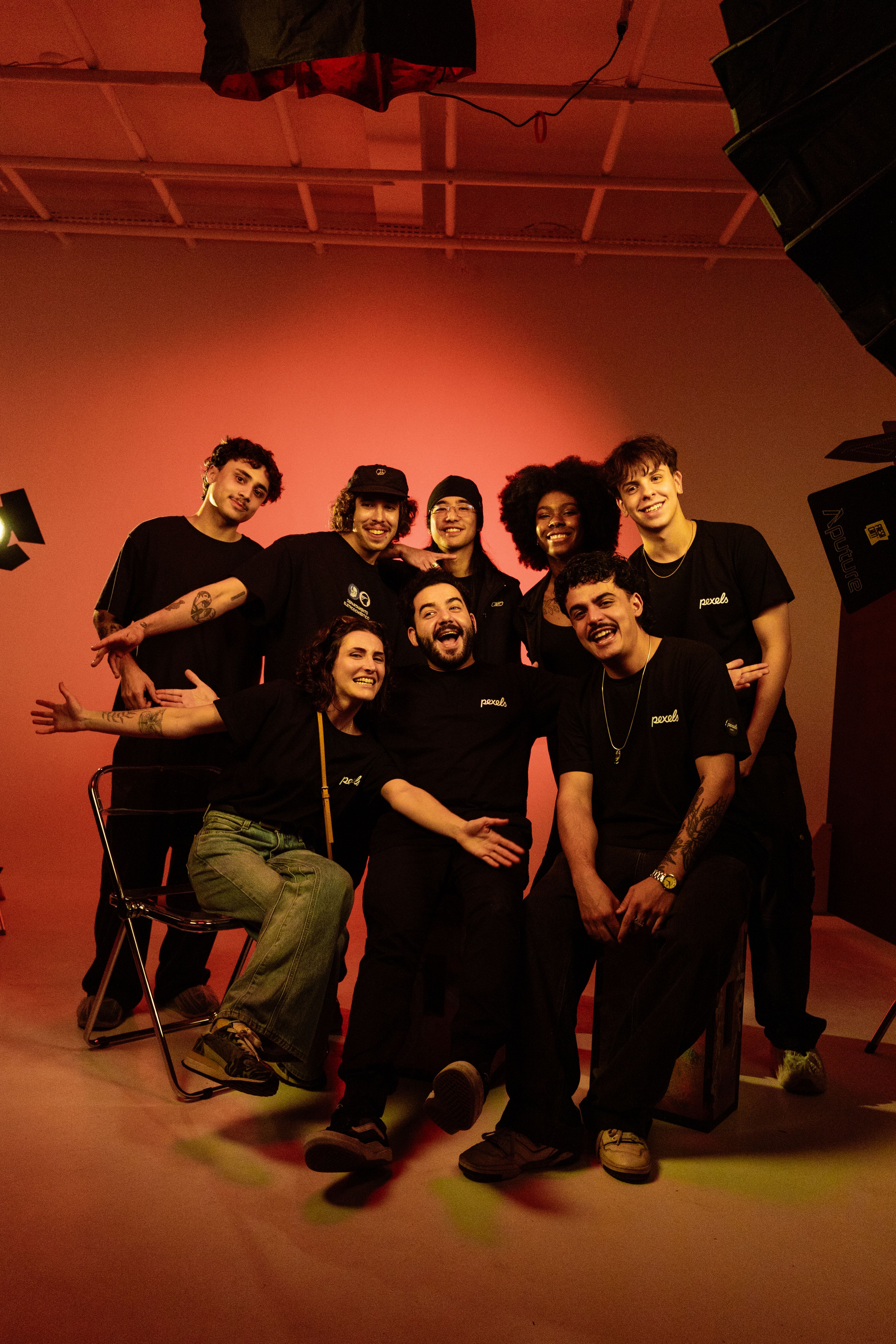 Groupe Joyeux De Jeunes Adultes En Studio · Photo gratuite