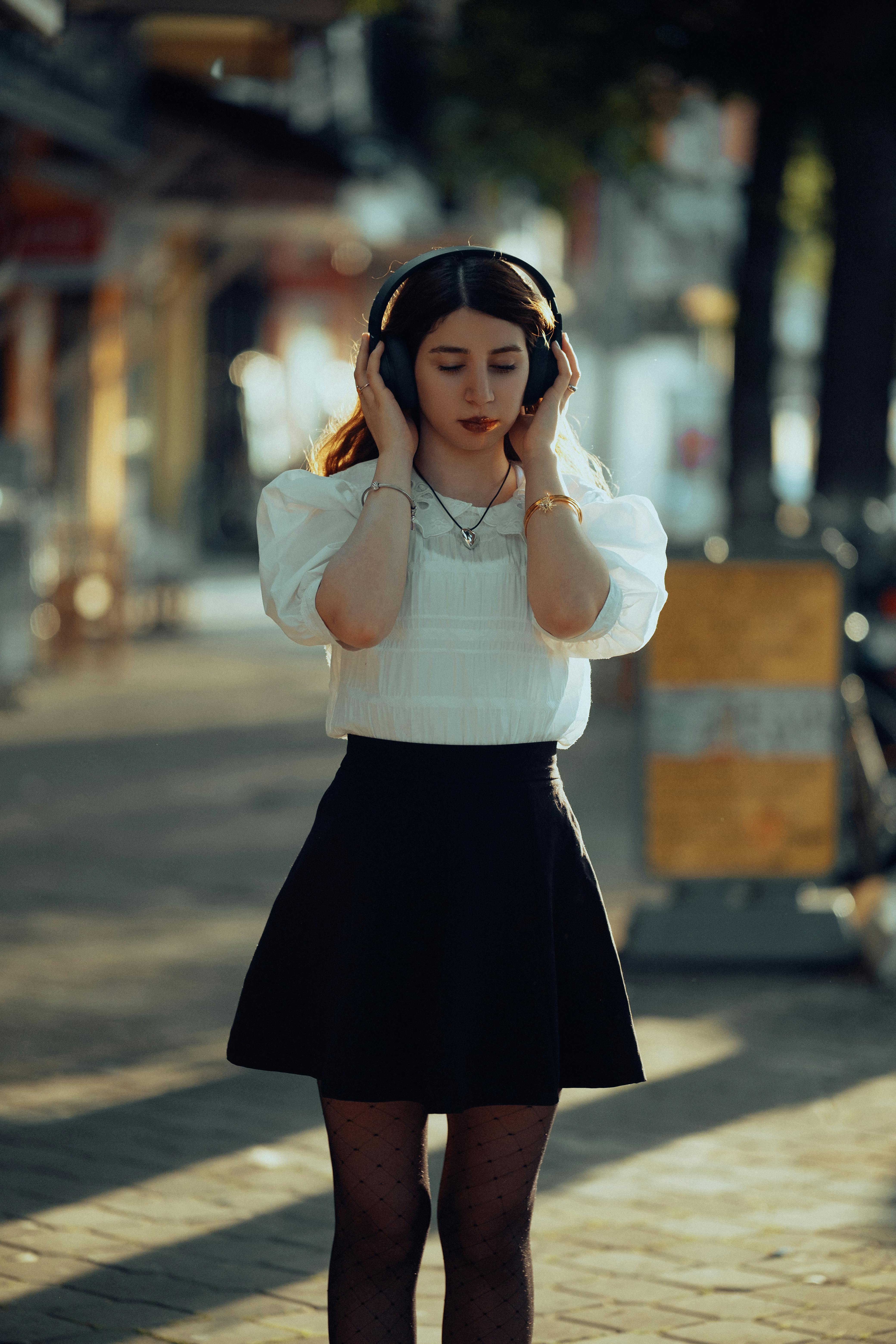 Scroller+Easy+Women Photos, Download The BEST Free Scroller+Easy+Women ...