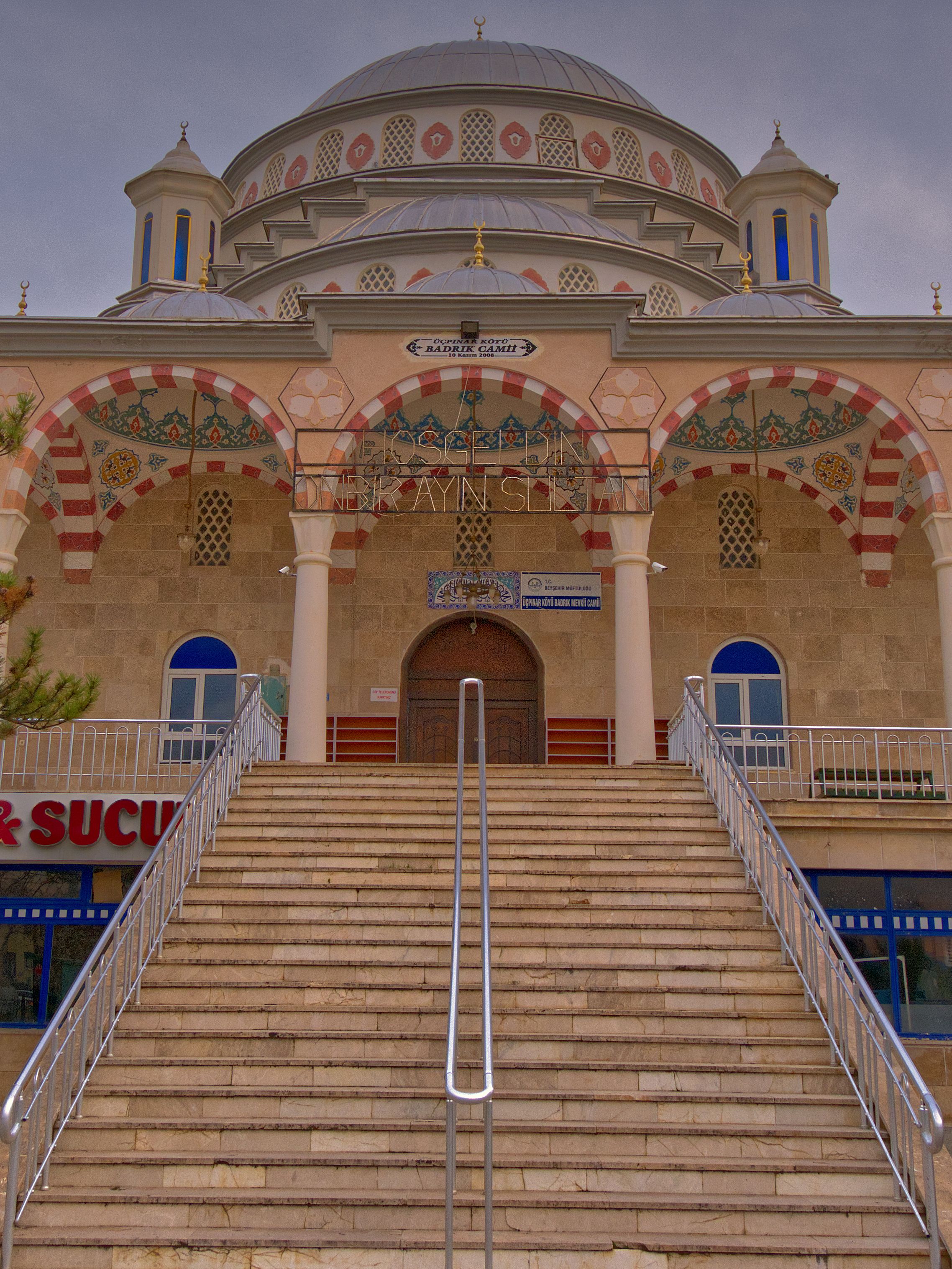 Majestic Turkish Mosque with Symmetrical Architecture · Free Stock Photo