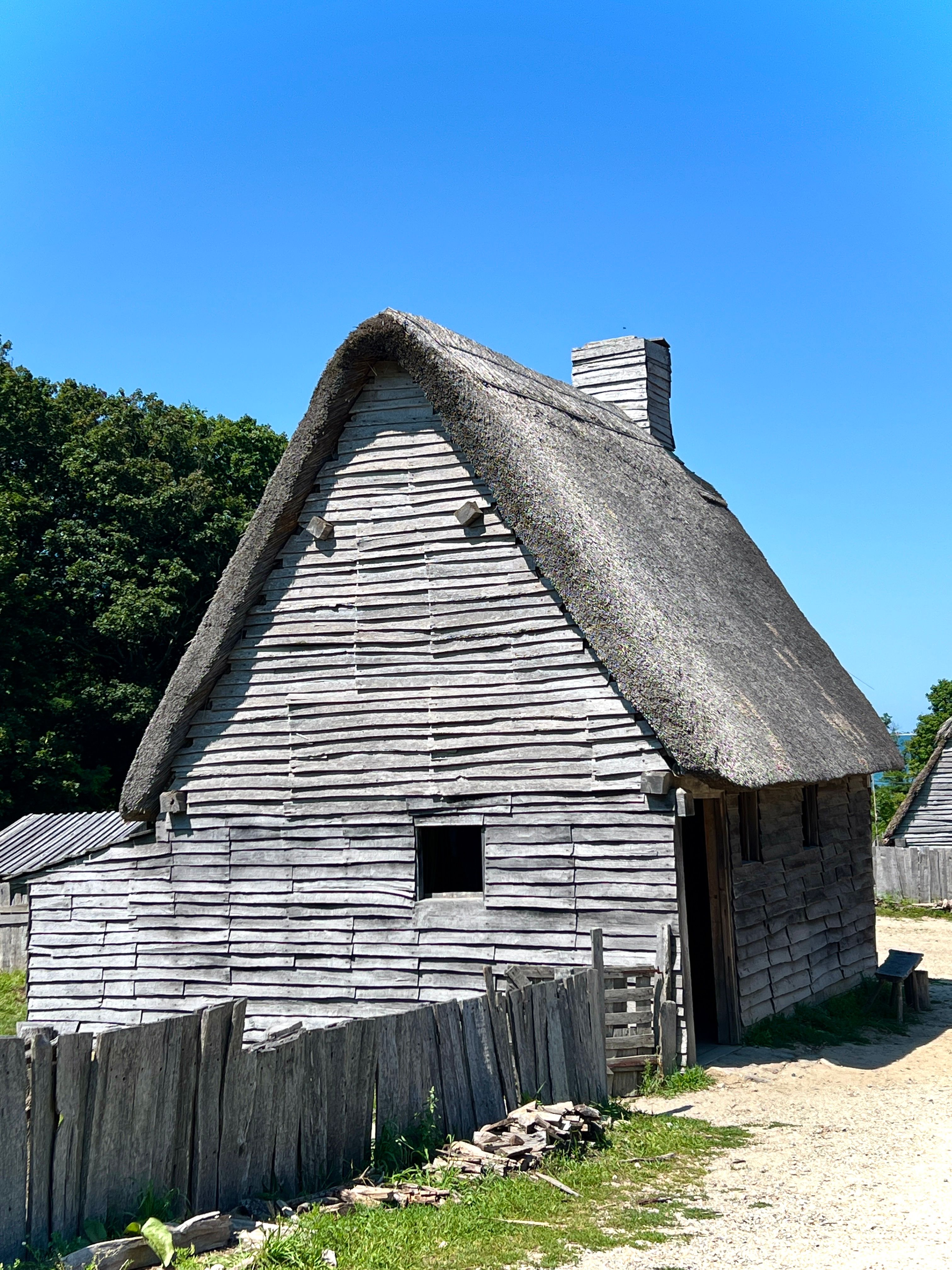 Rustic Thatched Roof Cottage in Historic Setting · Free Stock Photo