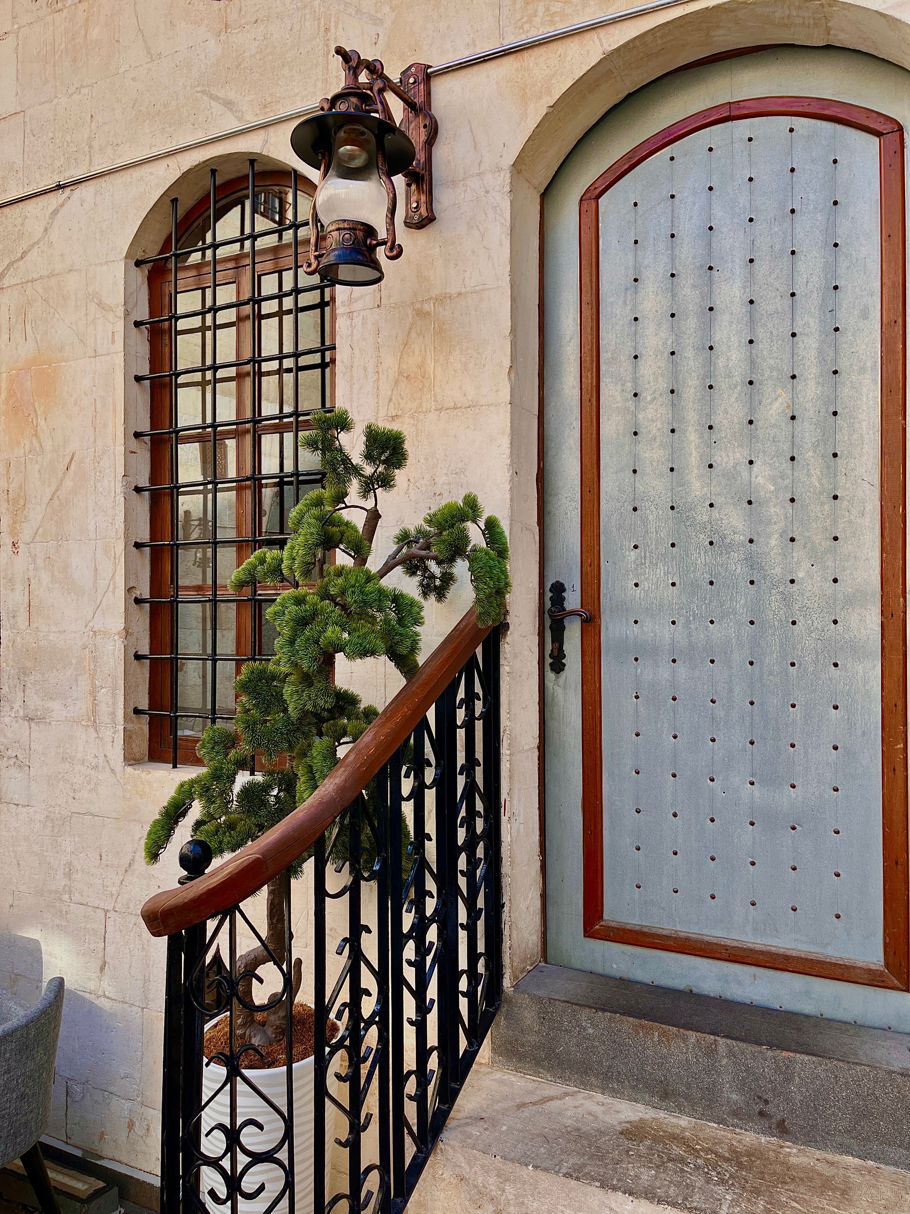 Charming Courtyard Entrance with Rustic Door · Free Stock Photo