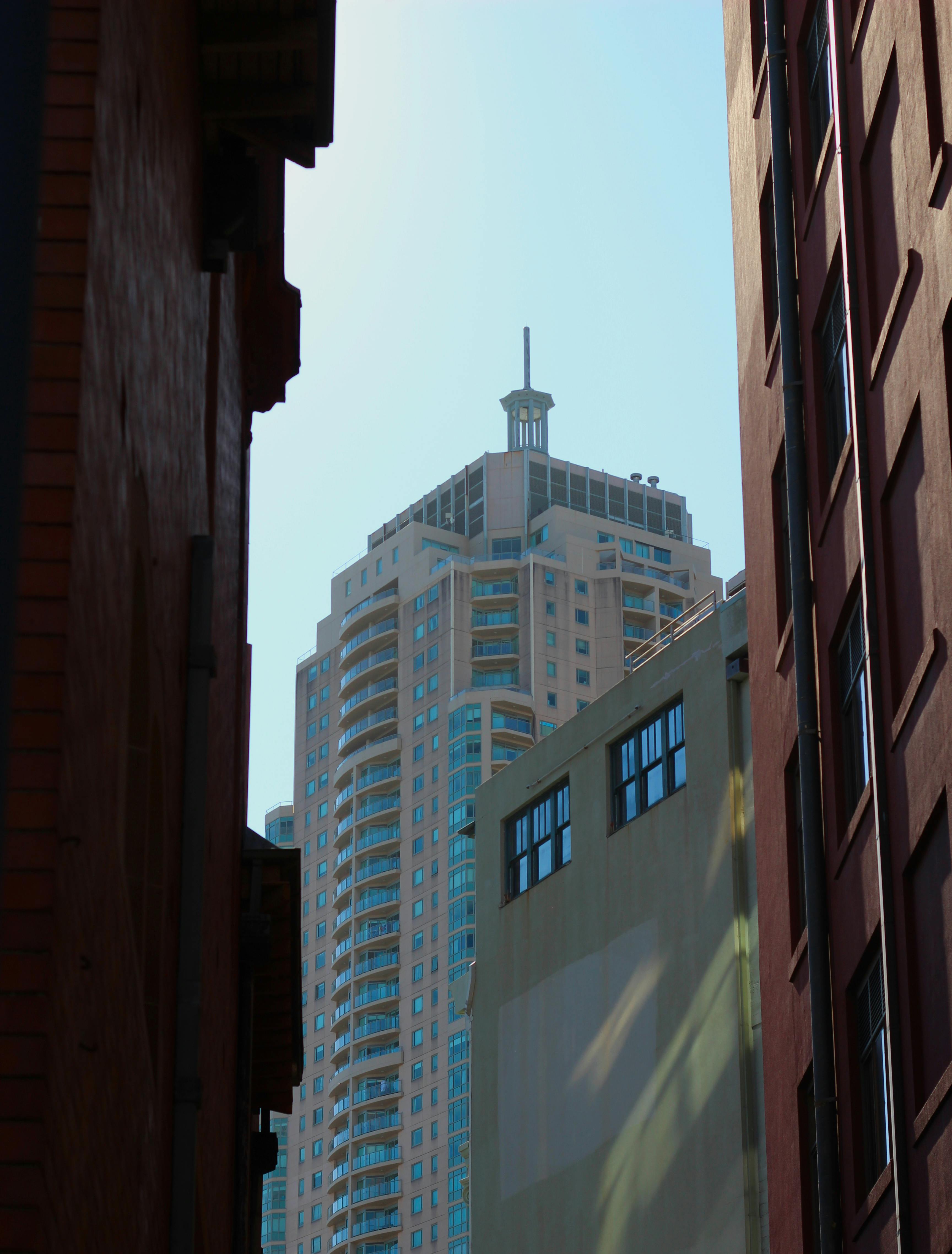 Iconic Sydney Skyscraper Framed by Adjacent Buildings · Free Stock Photo