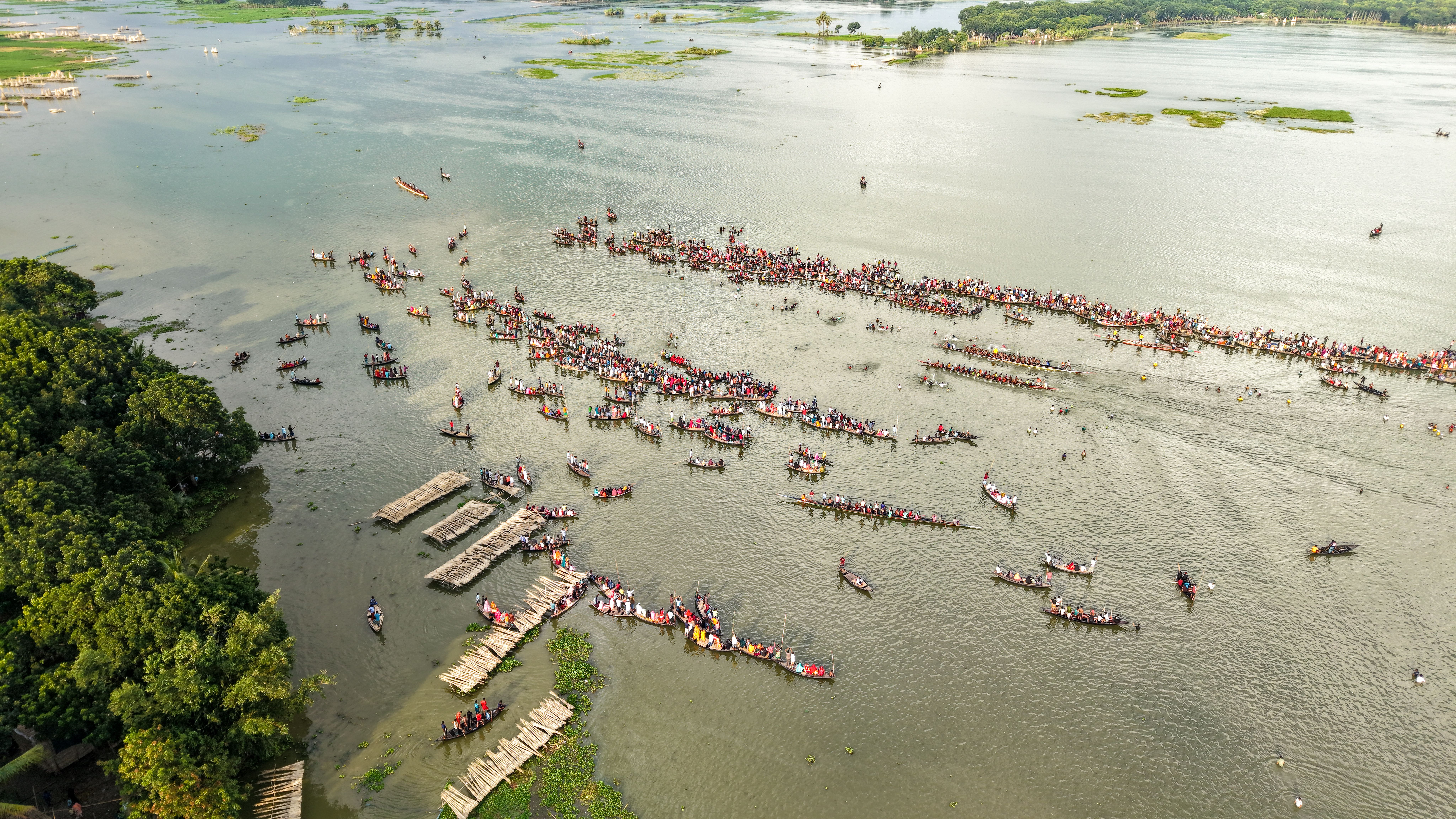 Spectacular Aerial View of Vibrant Boat Race · Free Stock Photo