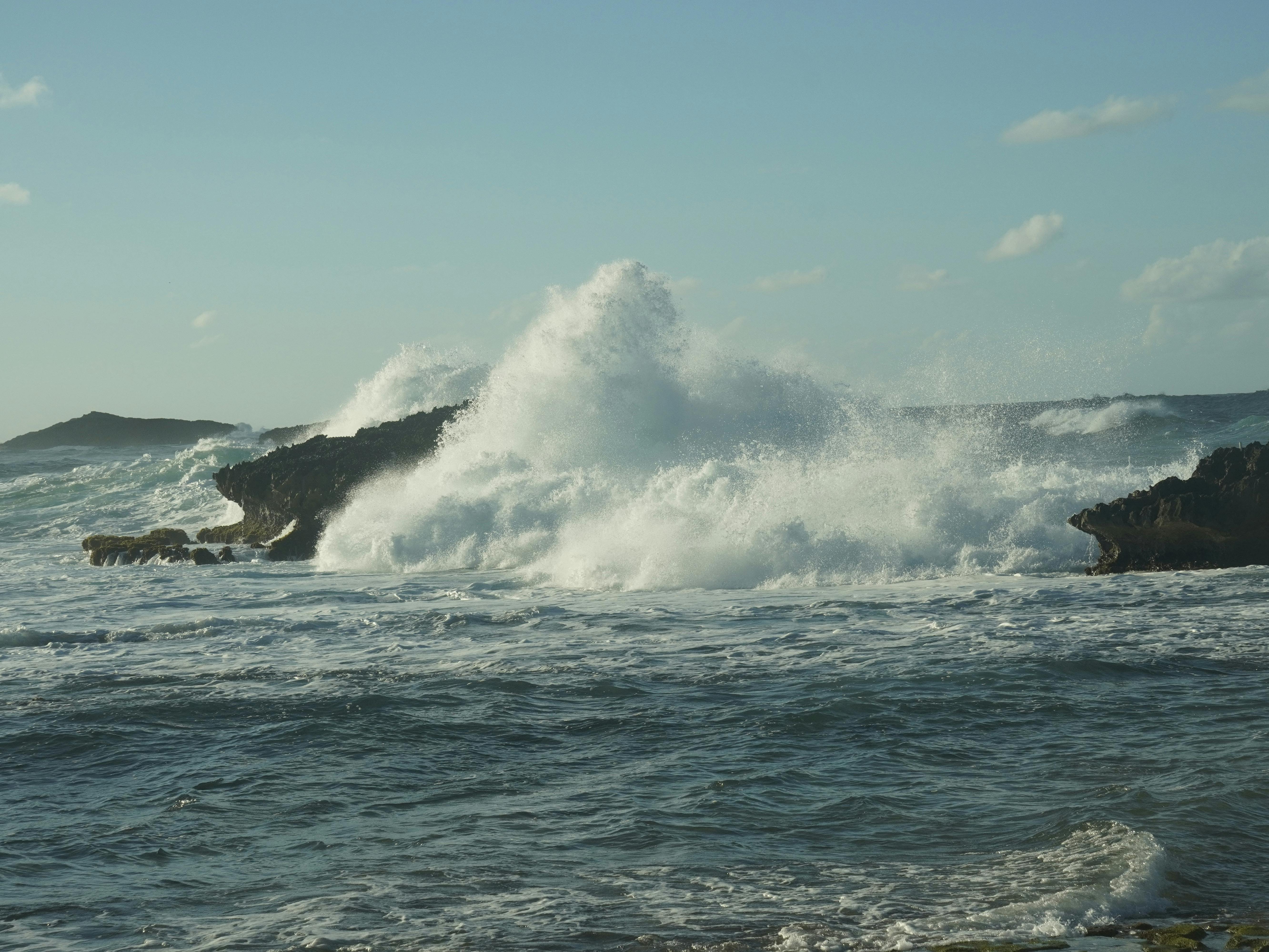 Dramatic Ocean Waves Crash Against Rocky Coast · Free Stock Photo