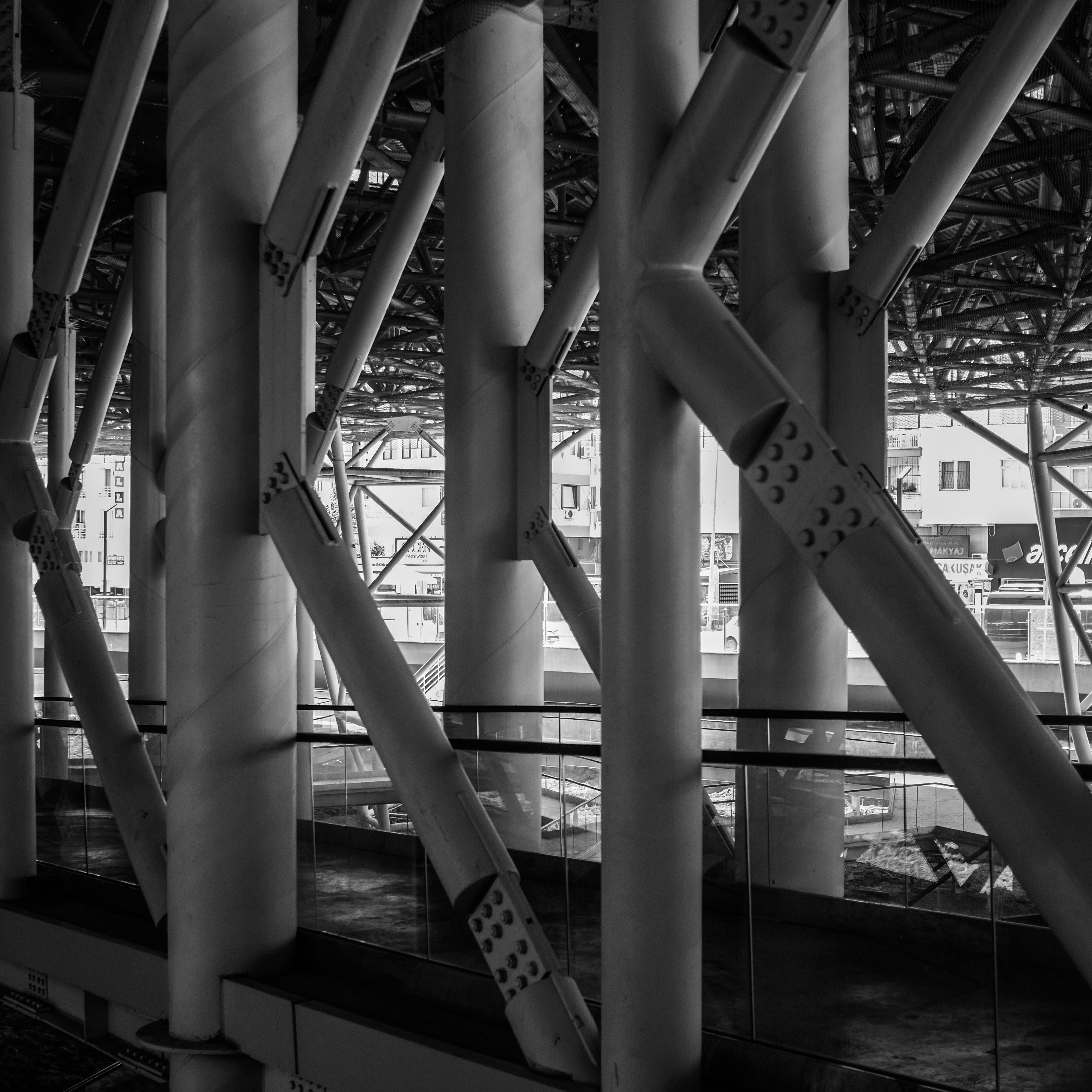 Estructura Arquitectónica Intrincada Con Vigas De Acero · Foto de stock ...