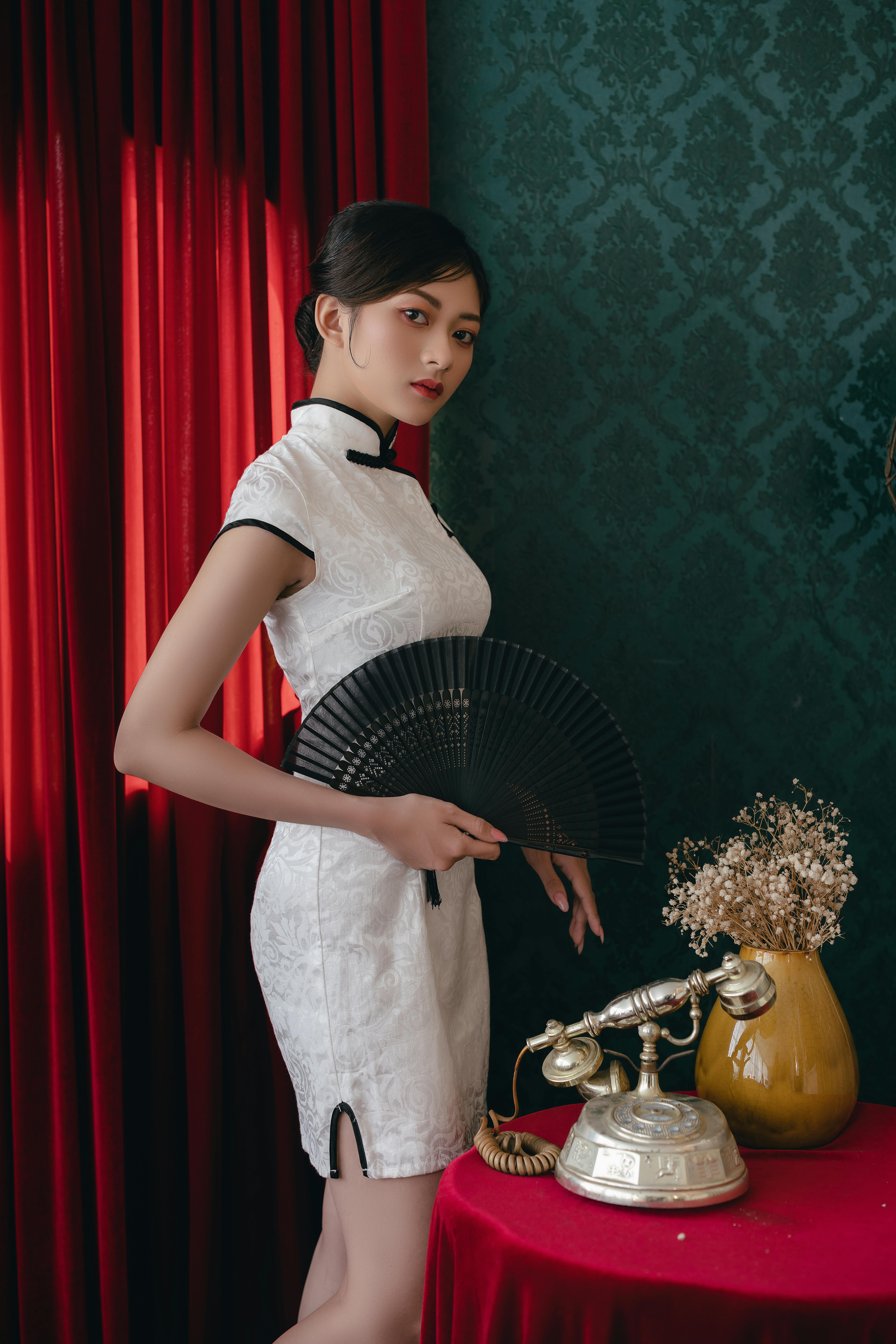 800 000+ Femmes+nues+et+habillées+en+photos banque d’images et photos libres de droit ...