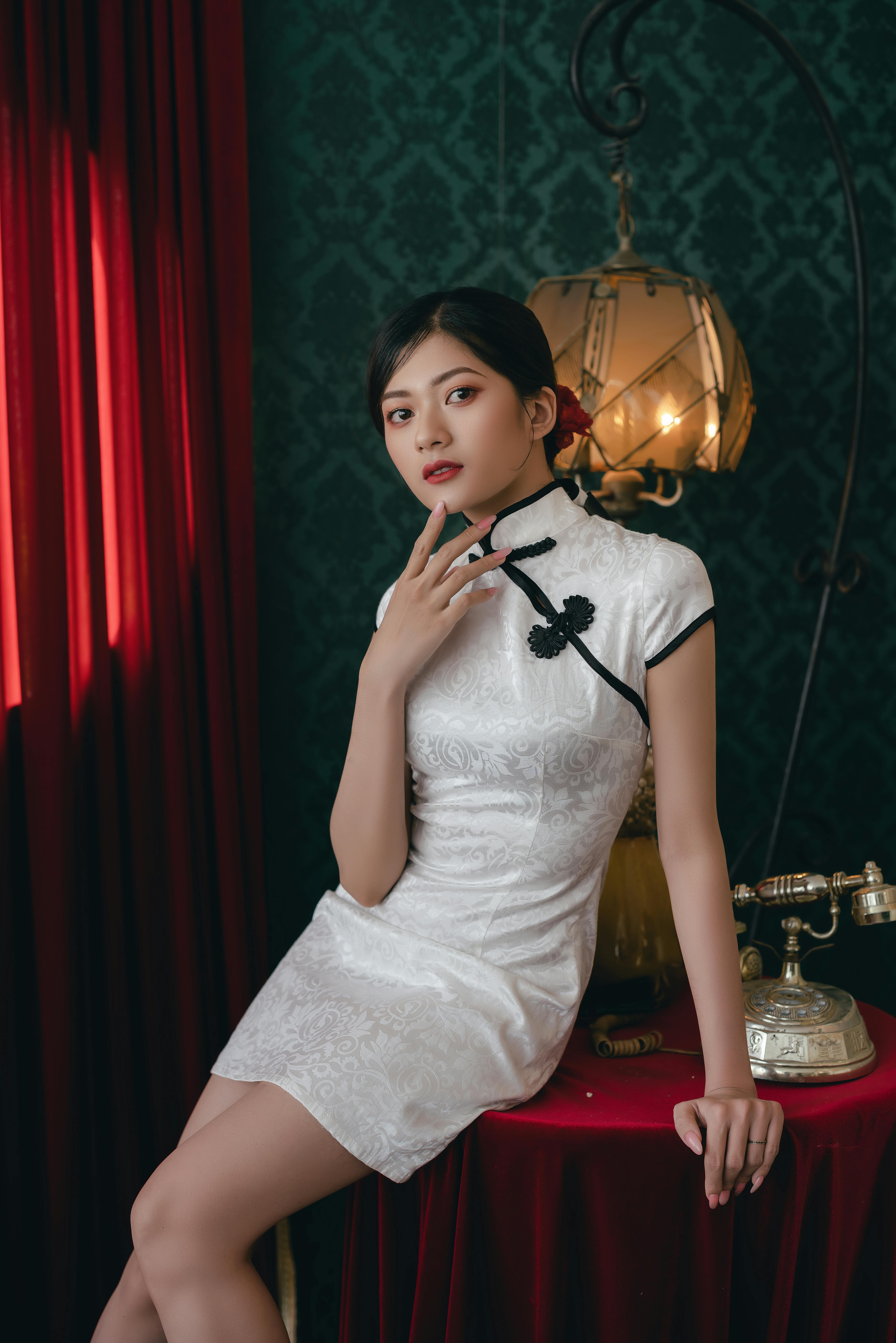 800 000+ Femmes+nues+et+habillées+en+photos banque d’images et photos libres de droit ...