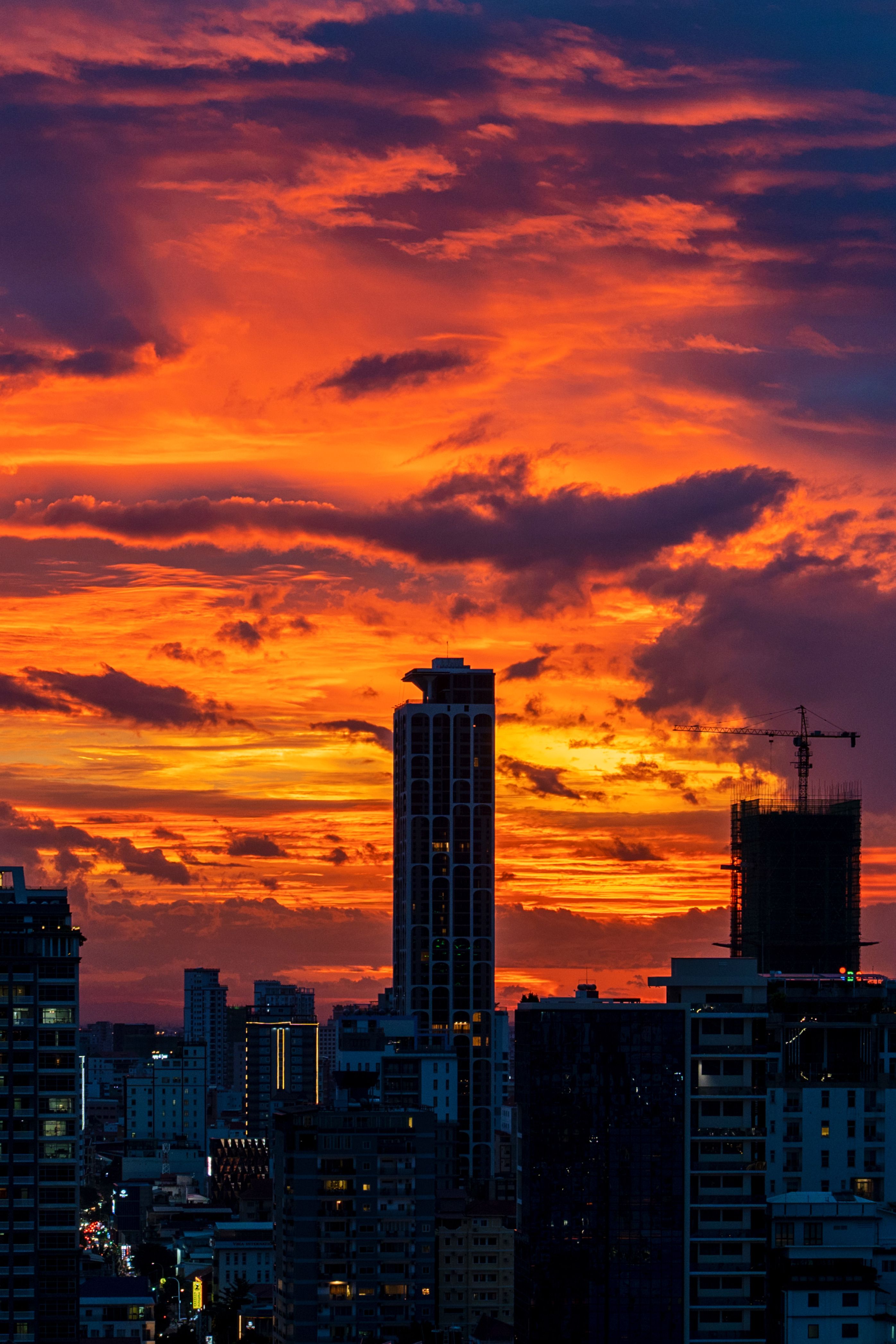 Vibrant Urban Sunset over Skyscraper Skyline · Free Stock Photo