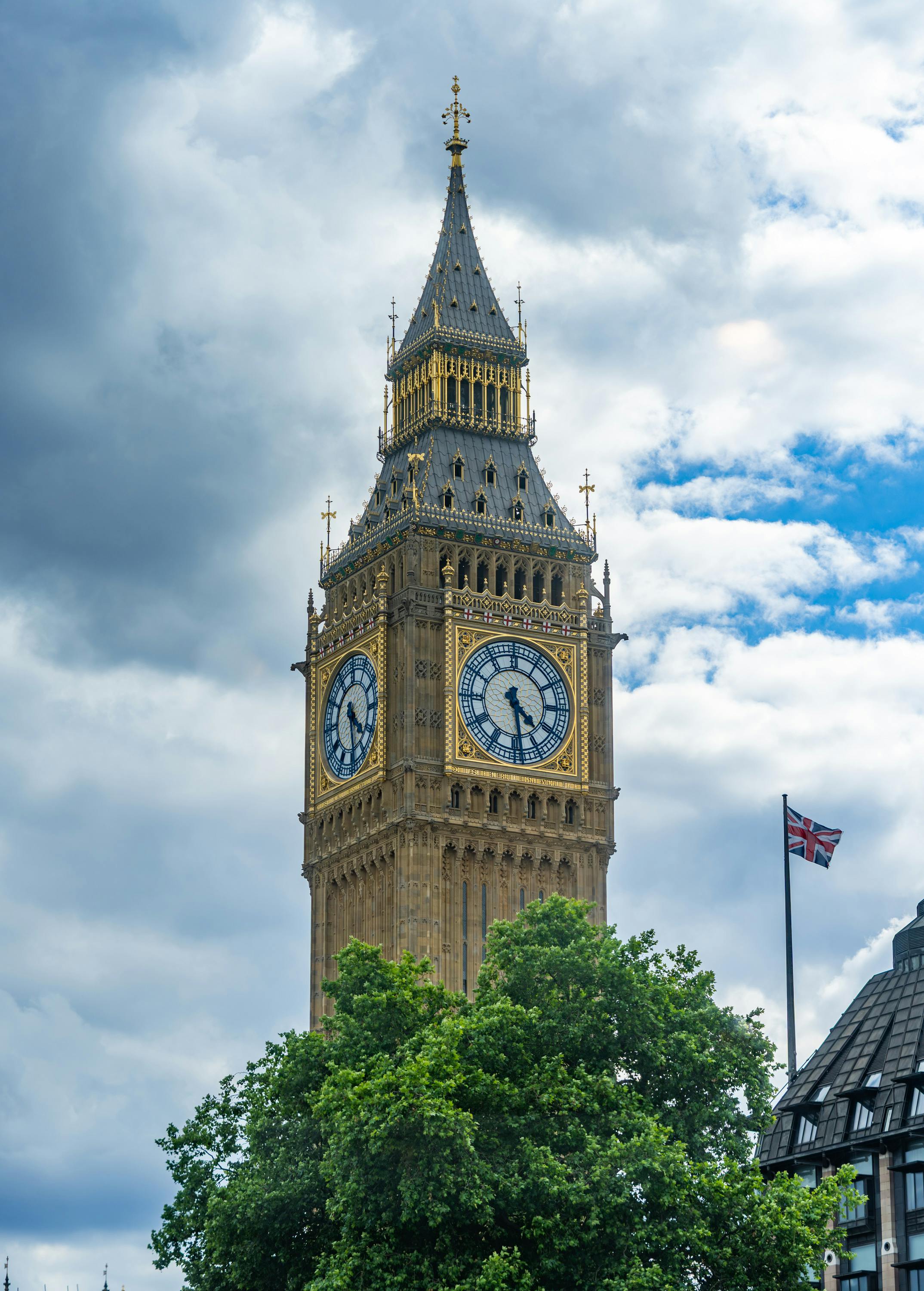 La Icónica Torre Del Reloj Big Ben Contra Un Cielo Dramático · Foto de ...